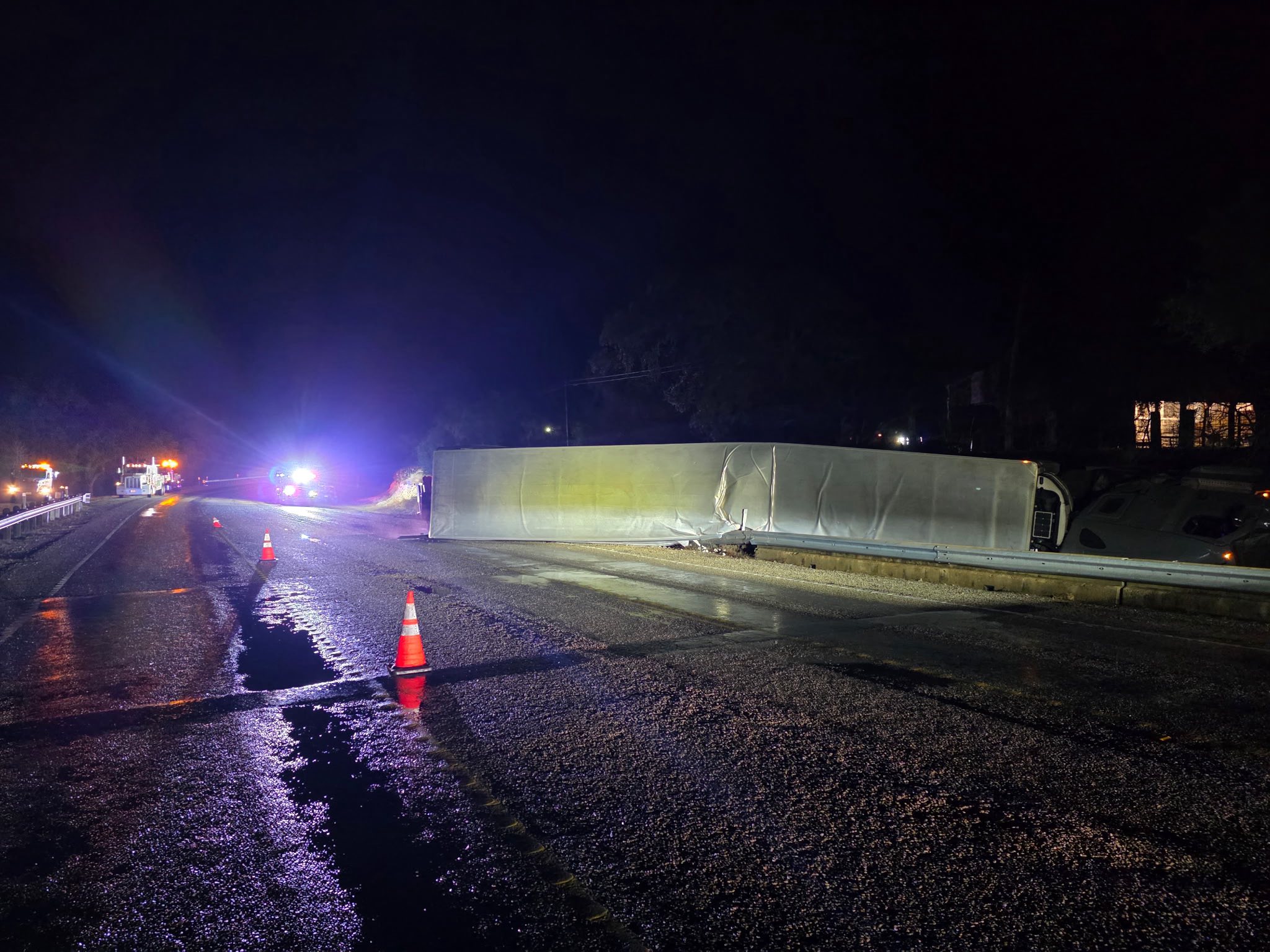 18-wheeler rollover crash snarls traffic near San Antonio