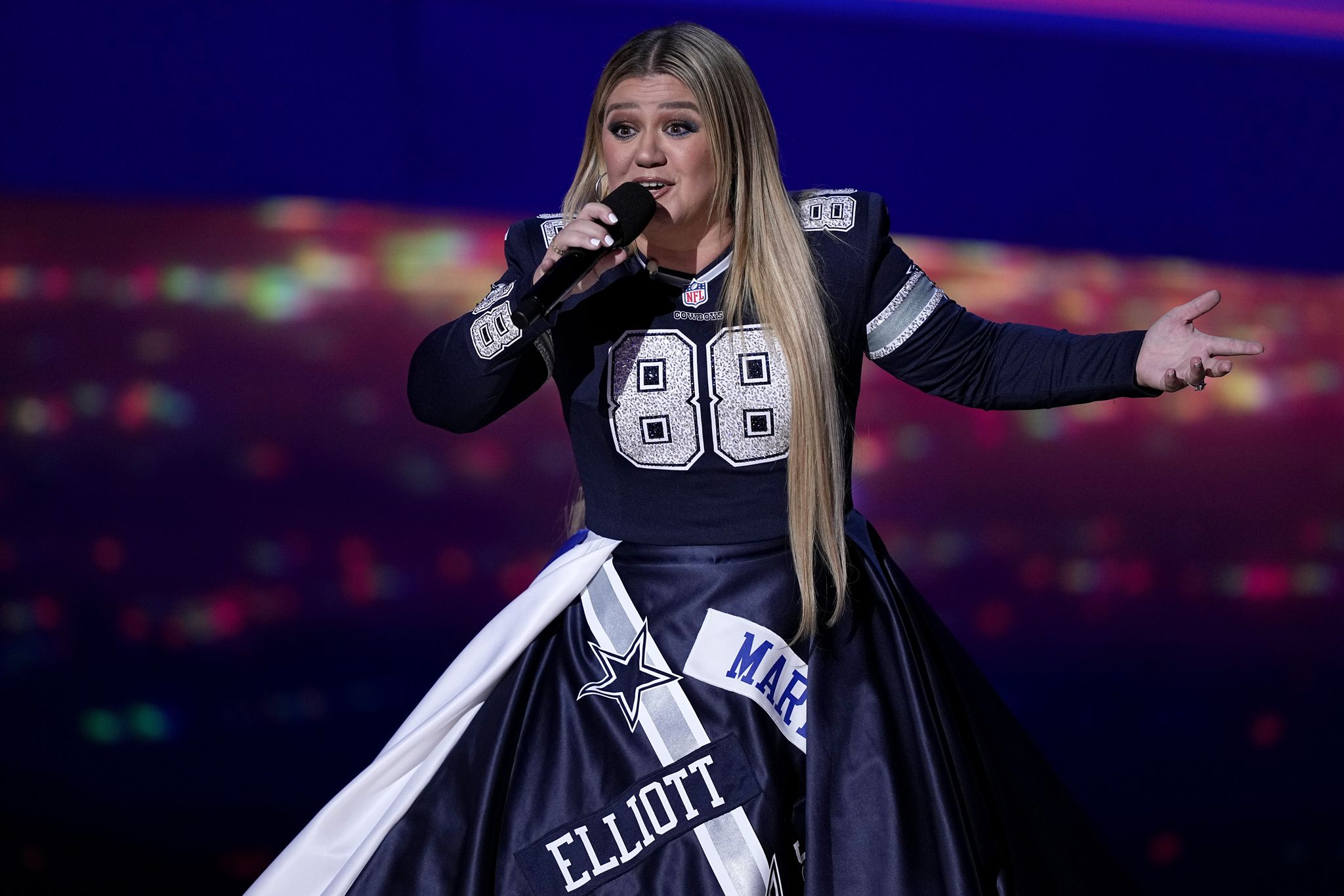 Kelly Clarkson flaunts Dallas Cowboys-themed gown at NFL Honors