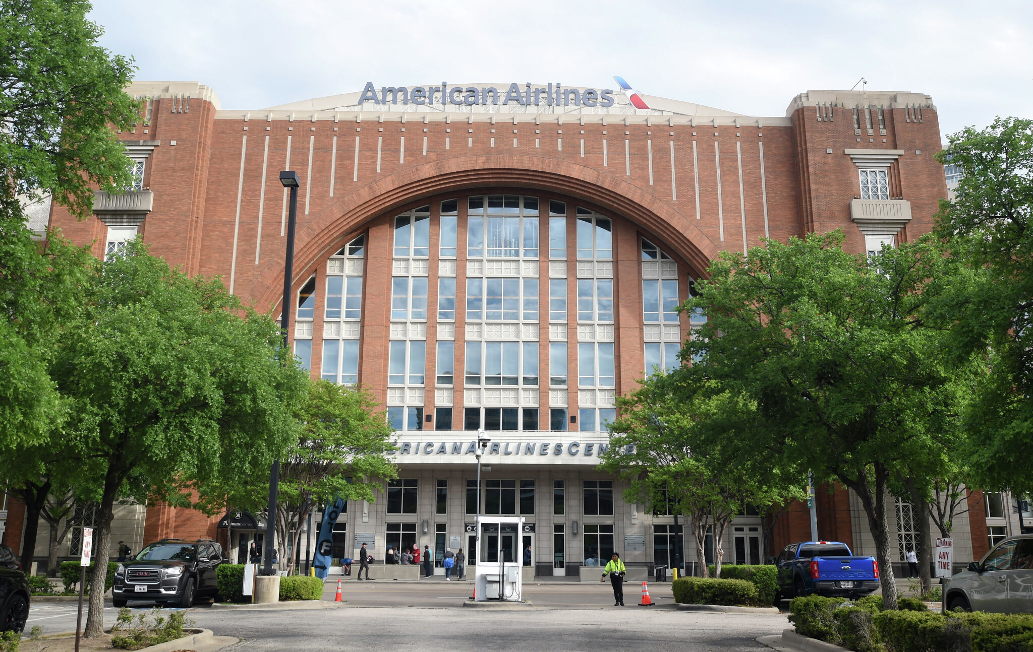 Dallas Mavericks narrow arena search to two very different sites