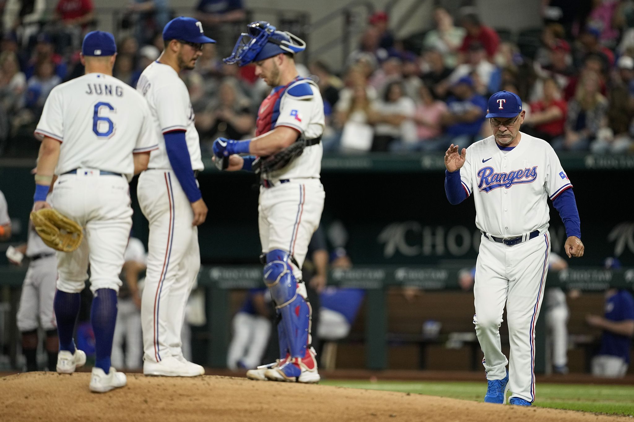 Rangers' Bruce Bochy talks long walks to the mound, pitchers debuts