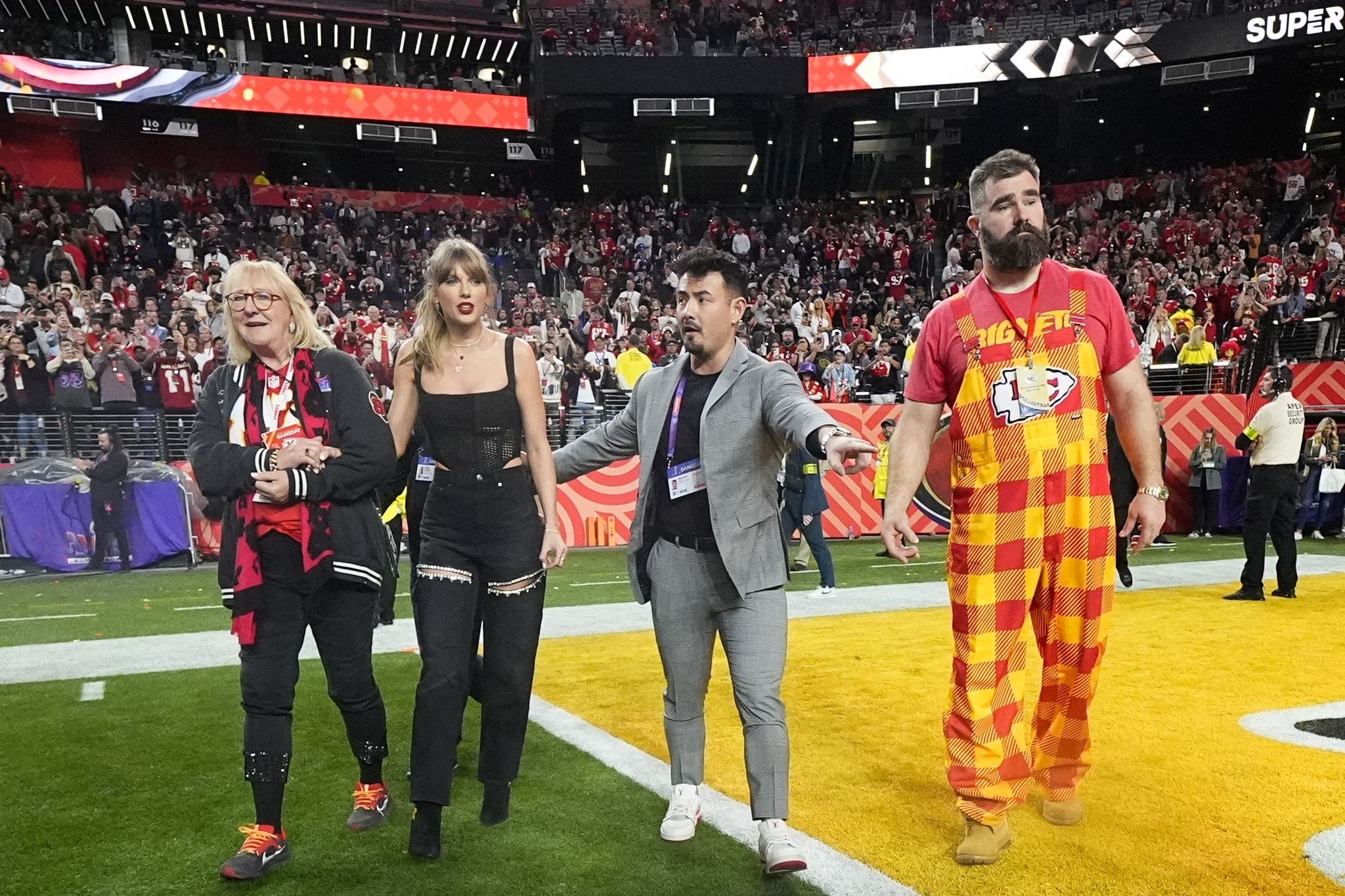 Jason Kelce promises return of lucky luchador mask to Dallas family