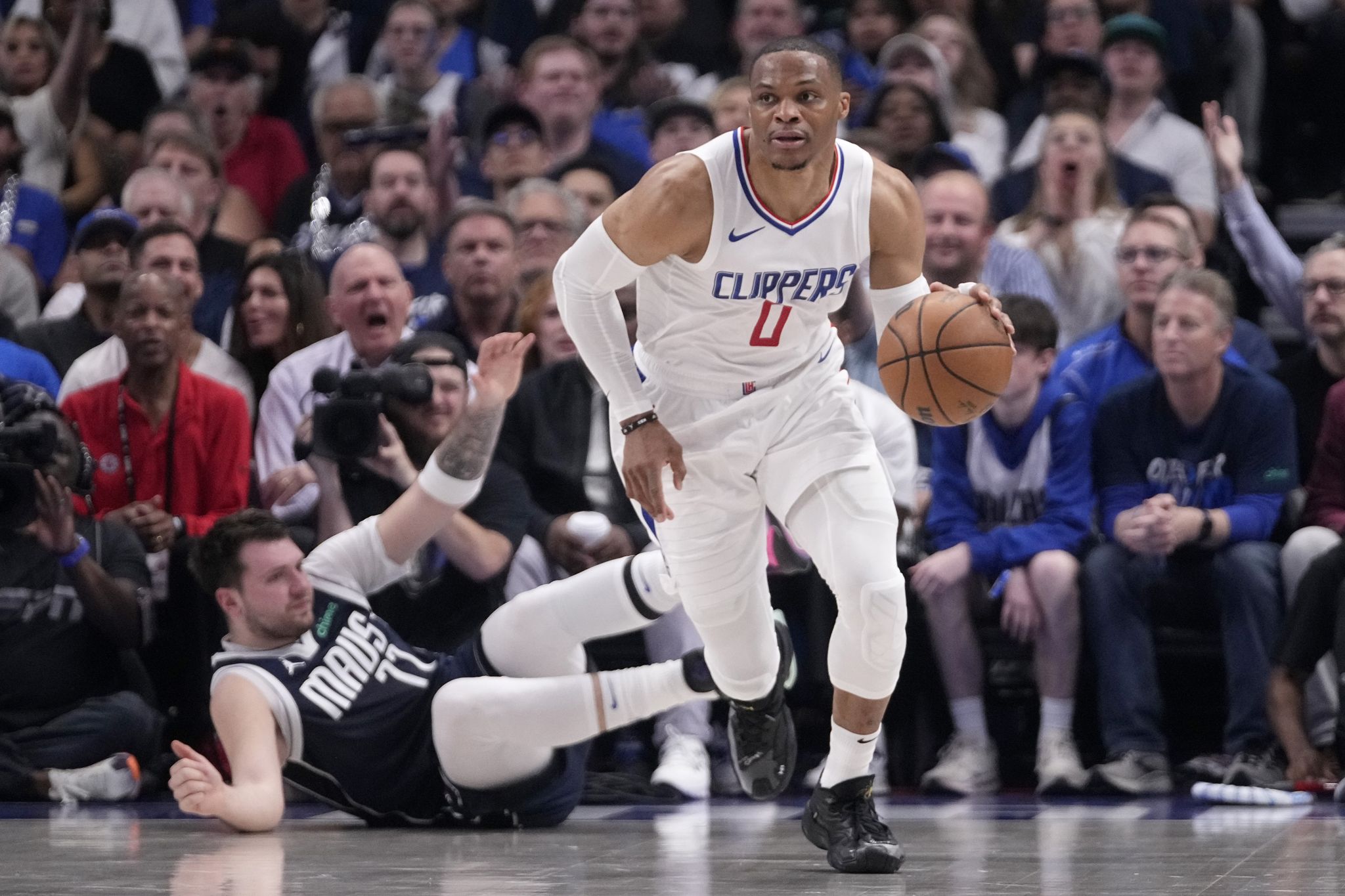 Clippers' Russell Westbrook yells expletives at Mavs fans after ...