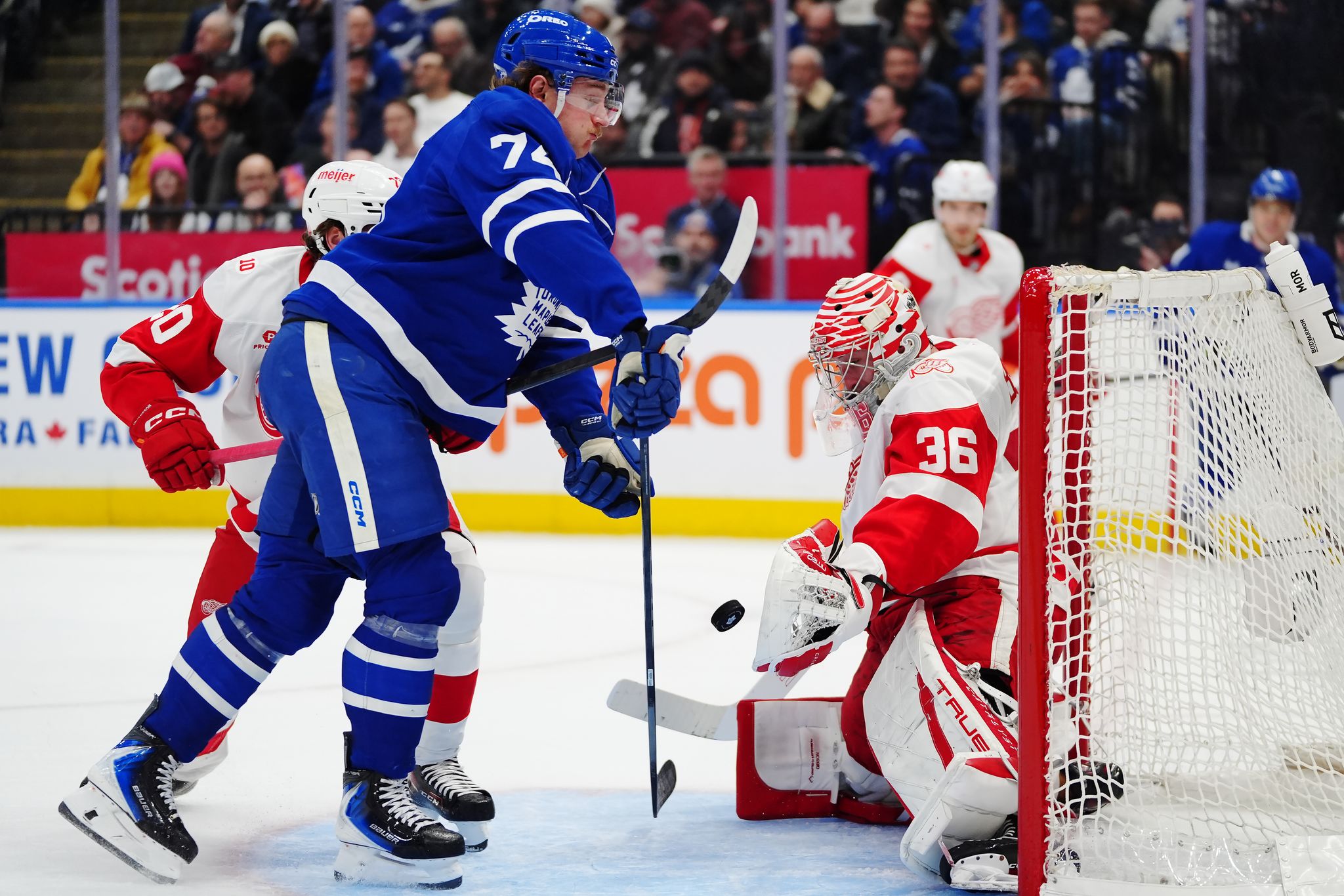 Larkin scores winner, Red Wings top Maple Leafs 2-1 in overtime