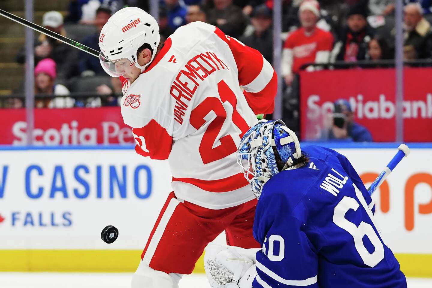 Larkin scores winner, Red Wings top Maple Leafs 2-1 in overtime