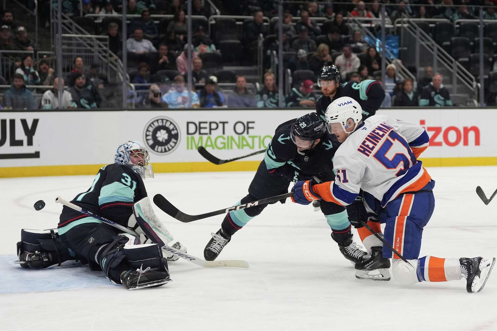 Kraken snap four-game skid with 4-1 win over Islanders