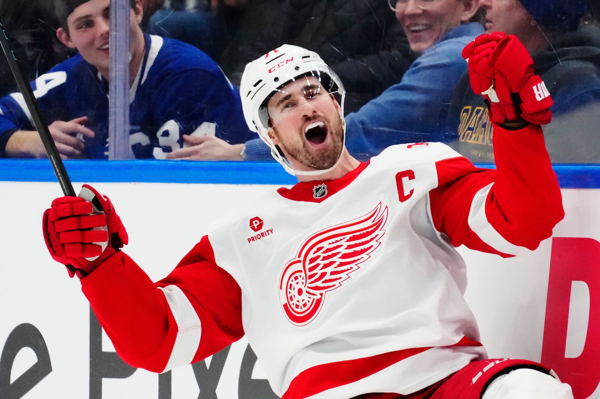Larkin scores in OT as Red Wings beat Maple Leafs 2-1