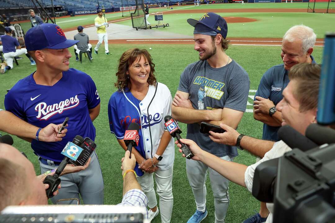 Former Rangers 1B Nathaniel Lowe announces death of mother, Wendy