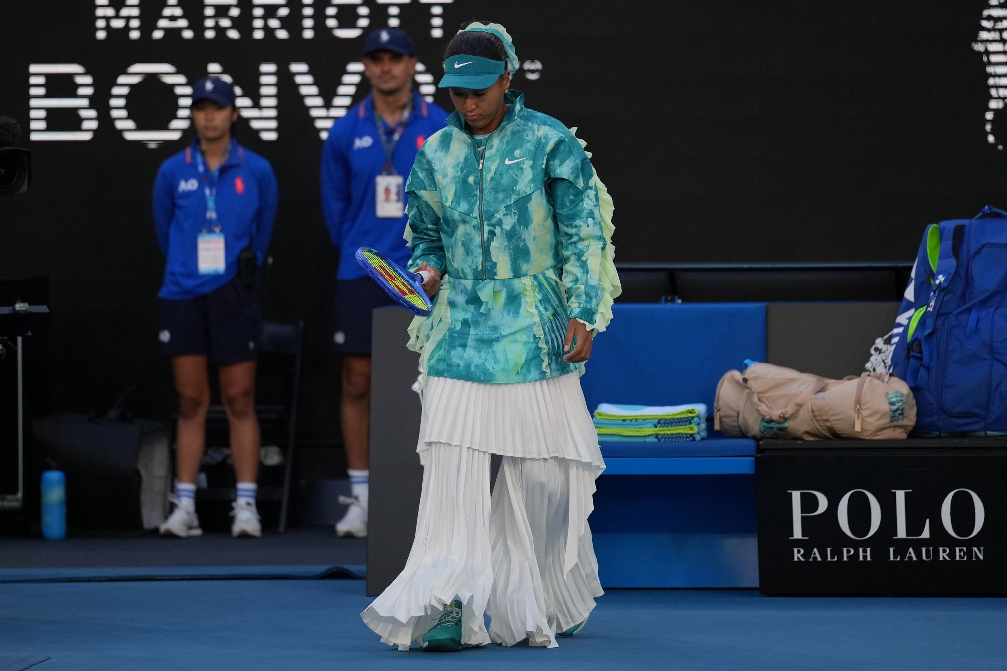 Naomi Osaka modera su atuendo de entrada y sube la intensidad en el ...