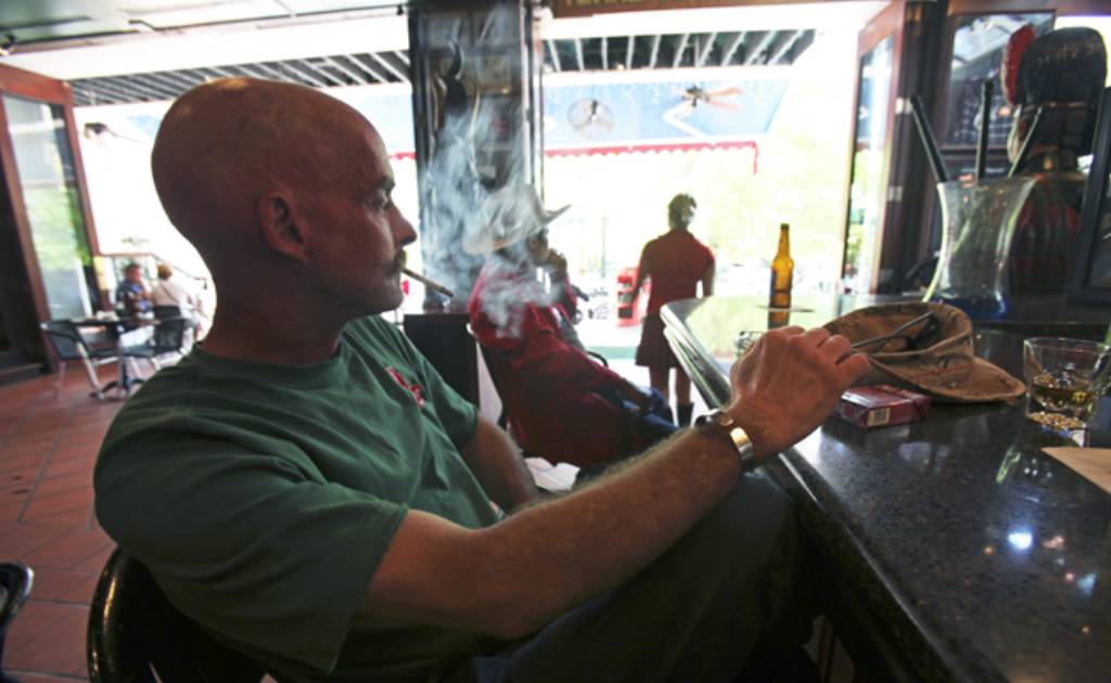 S.A. bars, restaurants may face smoking ban