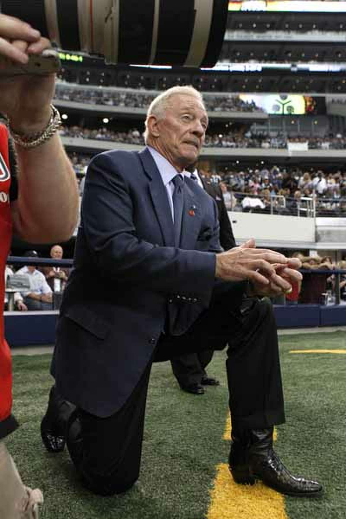 Cowboys owner Jerry Jones inducted into Hall of Fame; Terrell Owens ...