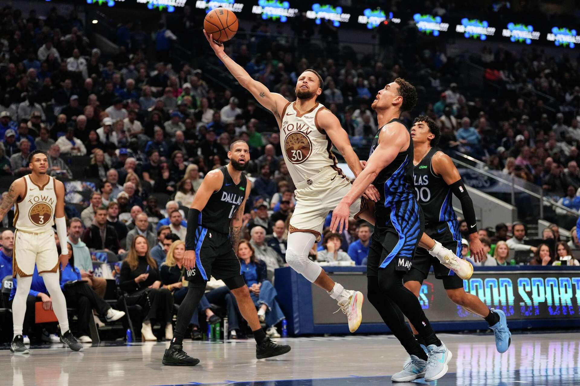 Steph Curry erupts for 38, Kuminga hurt as Warriors fall in Dallas