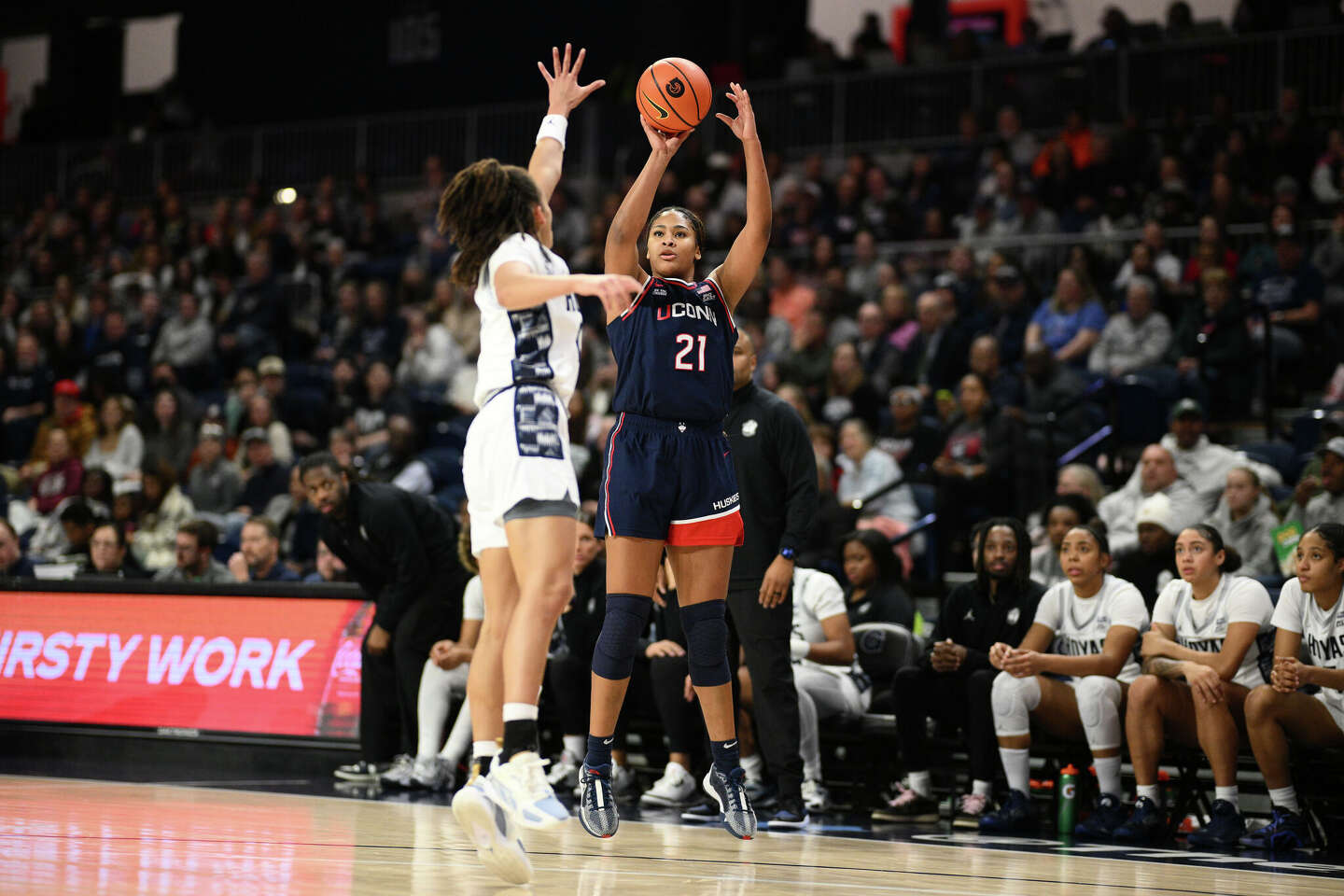 UConn women's basketball easily defeats Georgetown