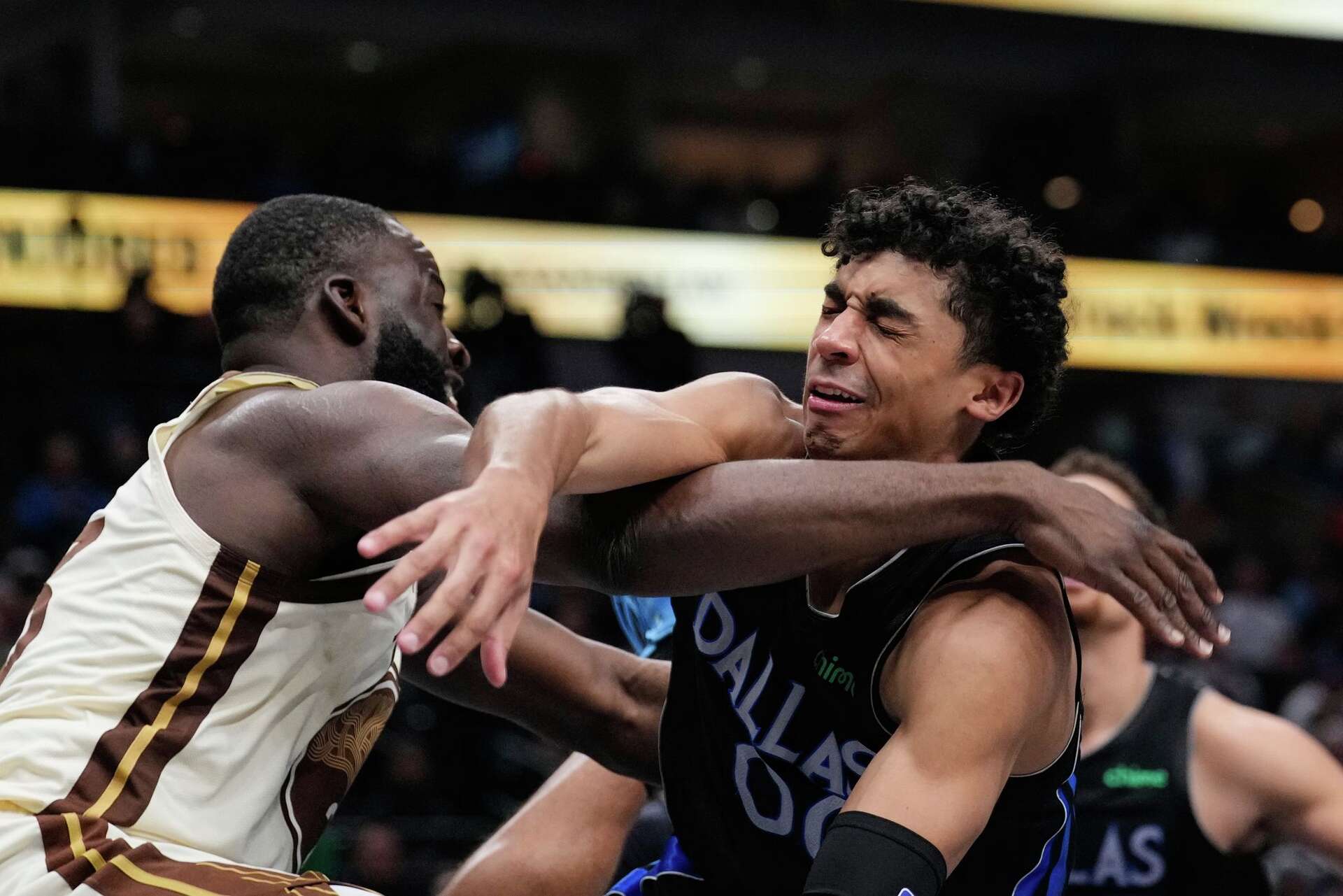 Steph Curry erupts for 38, Kuminga hurt as Warriors fall in Dallas