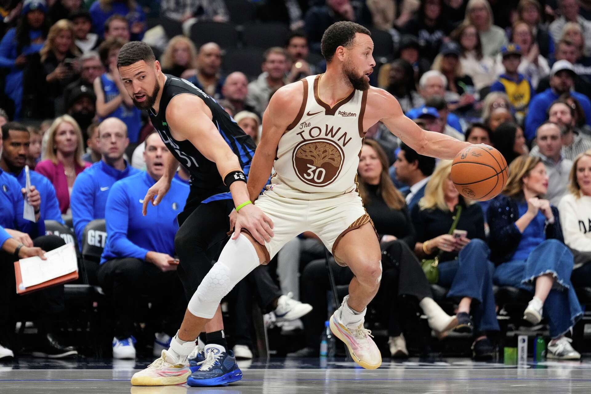 Steph Curry erupts for 38, Kuminga hurt as Warriors fall in Dallas