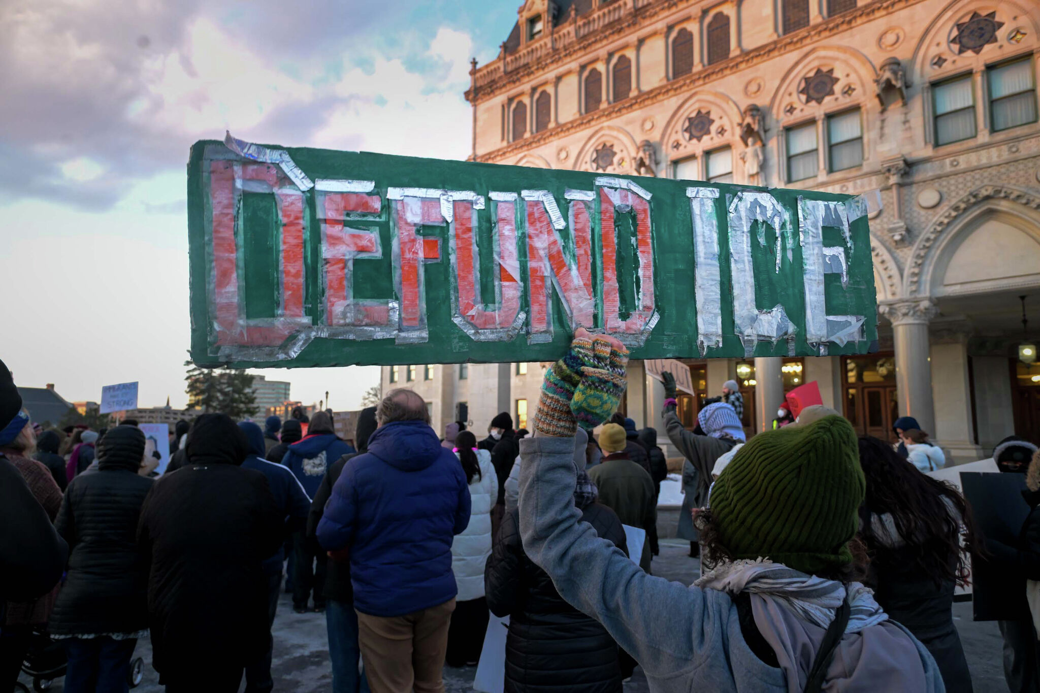A sea turtle with 3 flippers swims free after Florida rehab, now ...