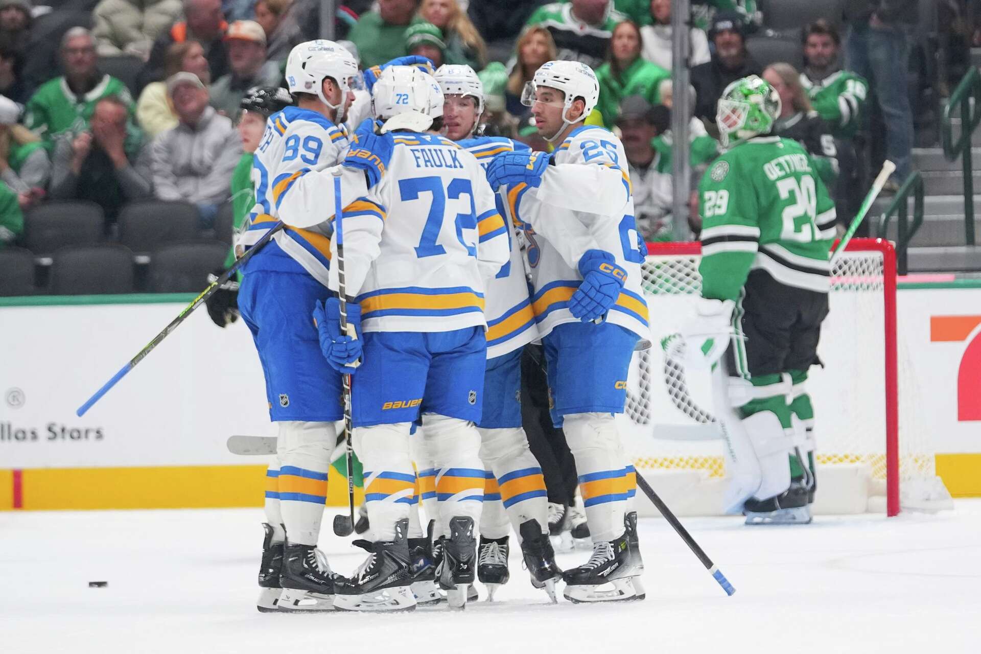 Robertson scores 30th goal with a minute left to lift Stars over Blues 3-2