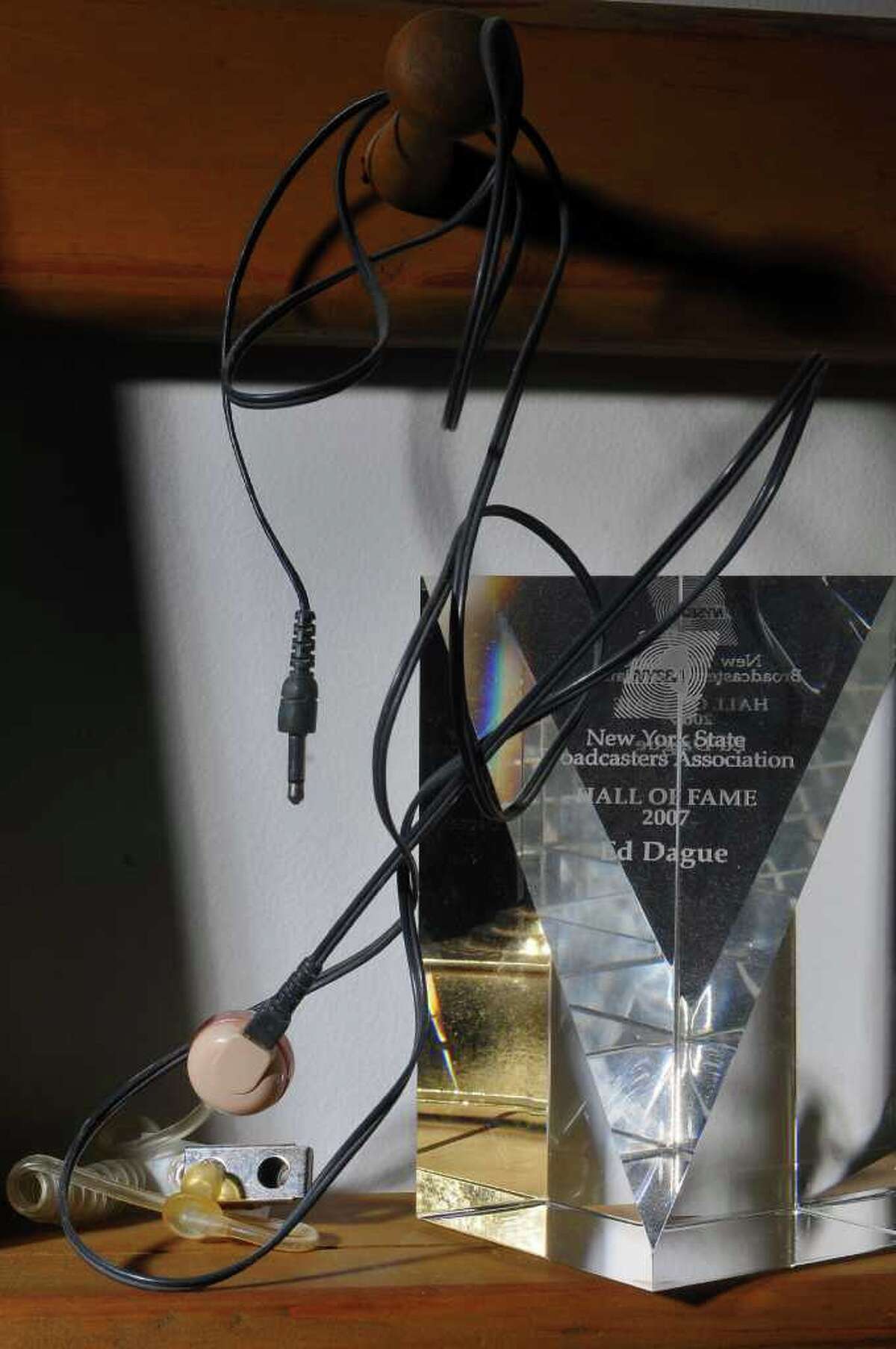 Battling chronic pain, retired anchor Ed Dague toughs out a memoir