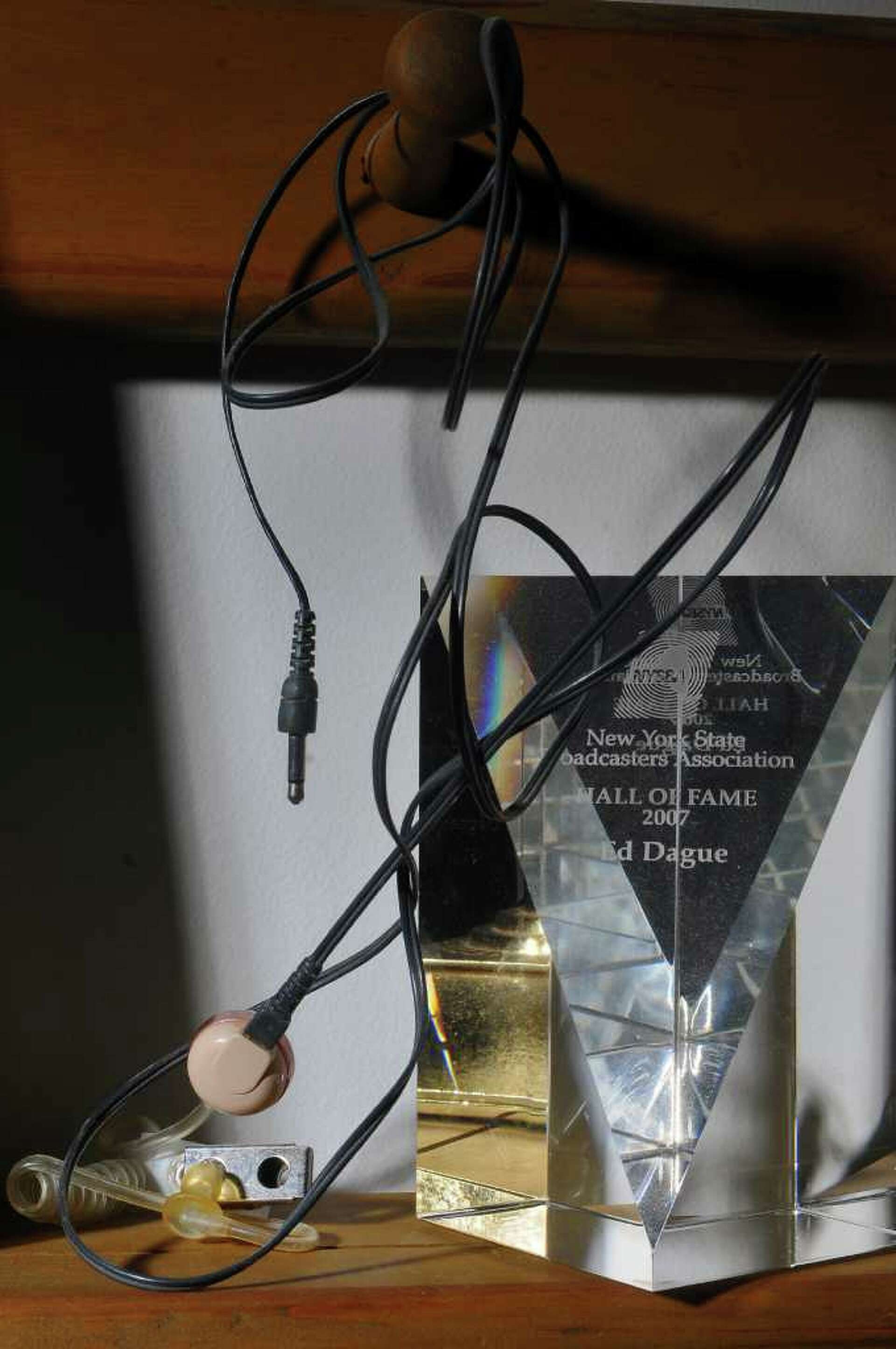 Battling chronic pain, retired anchor Ed Dague toughs out a memoir