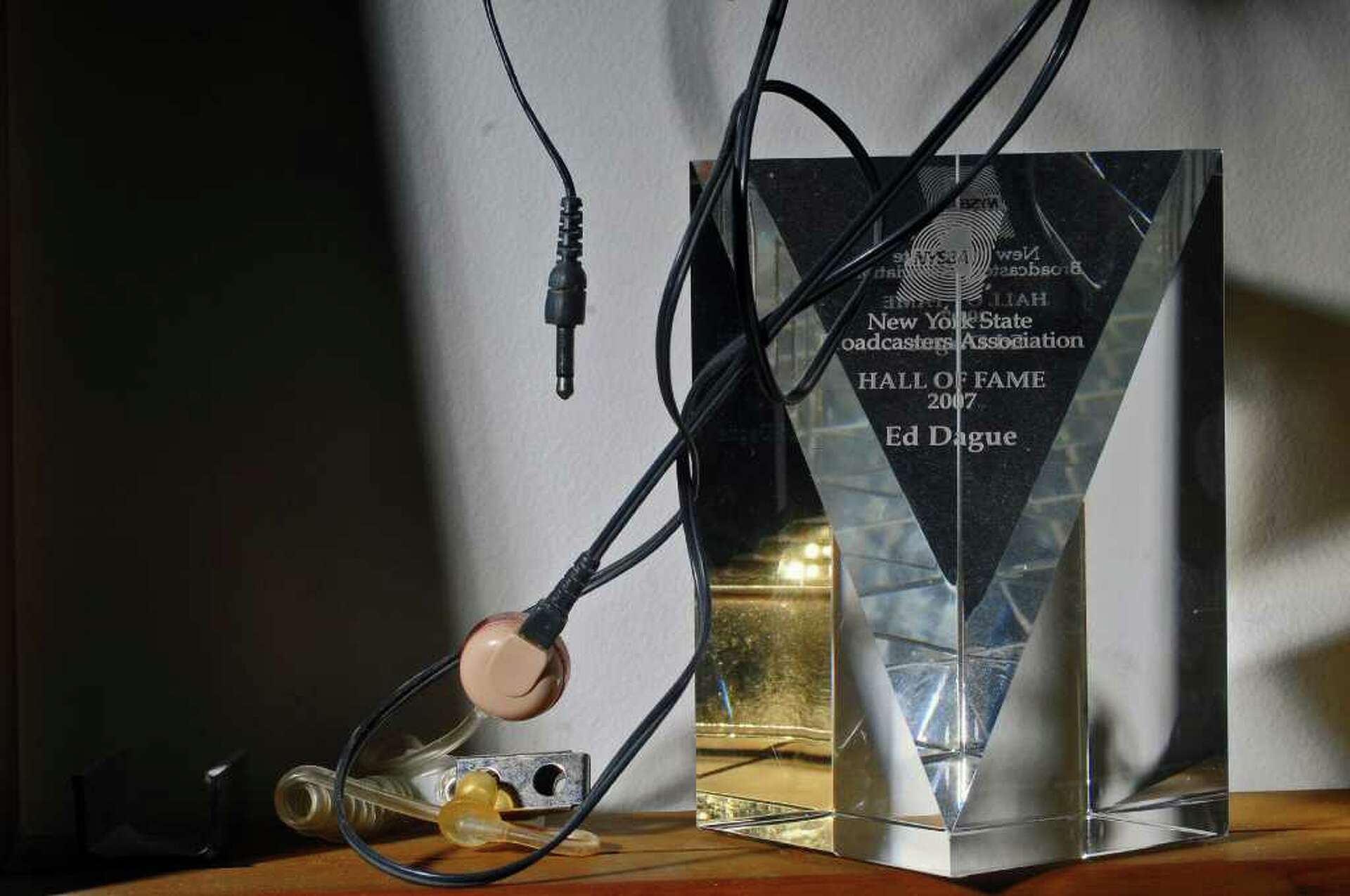 Battling chronic pain, retired anchor Ed Dague toughs out a memoir