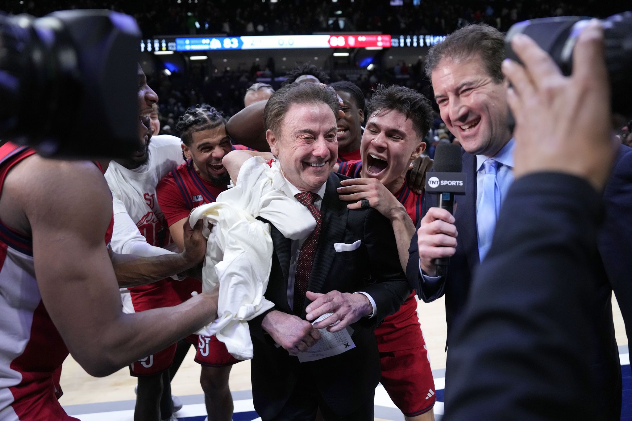 Rick Pitino honored by St. John's for reaching 900 career wins