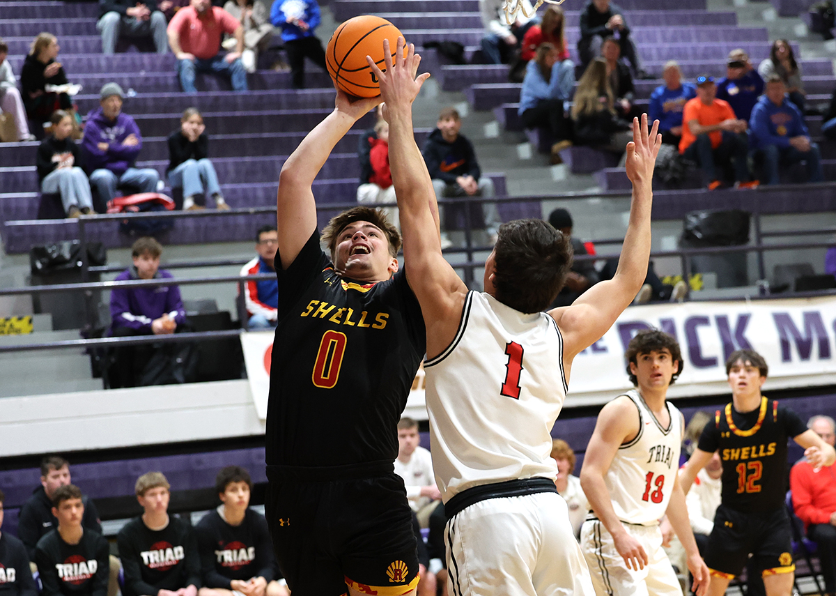 Snow and wind pick up in 2nd half of AFC championship game in Denver