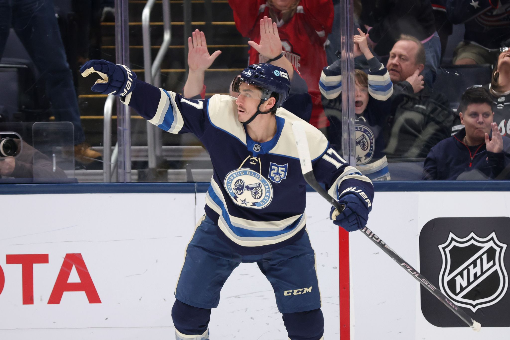 Marchment’s hat trick lifts Blue Jackets past Lightning 8-5