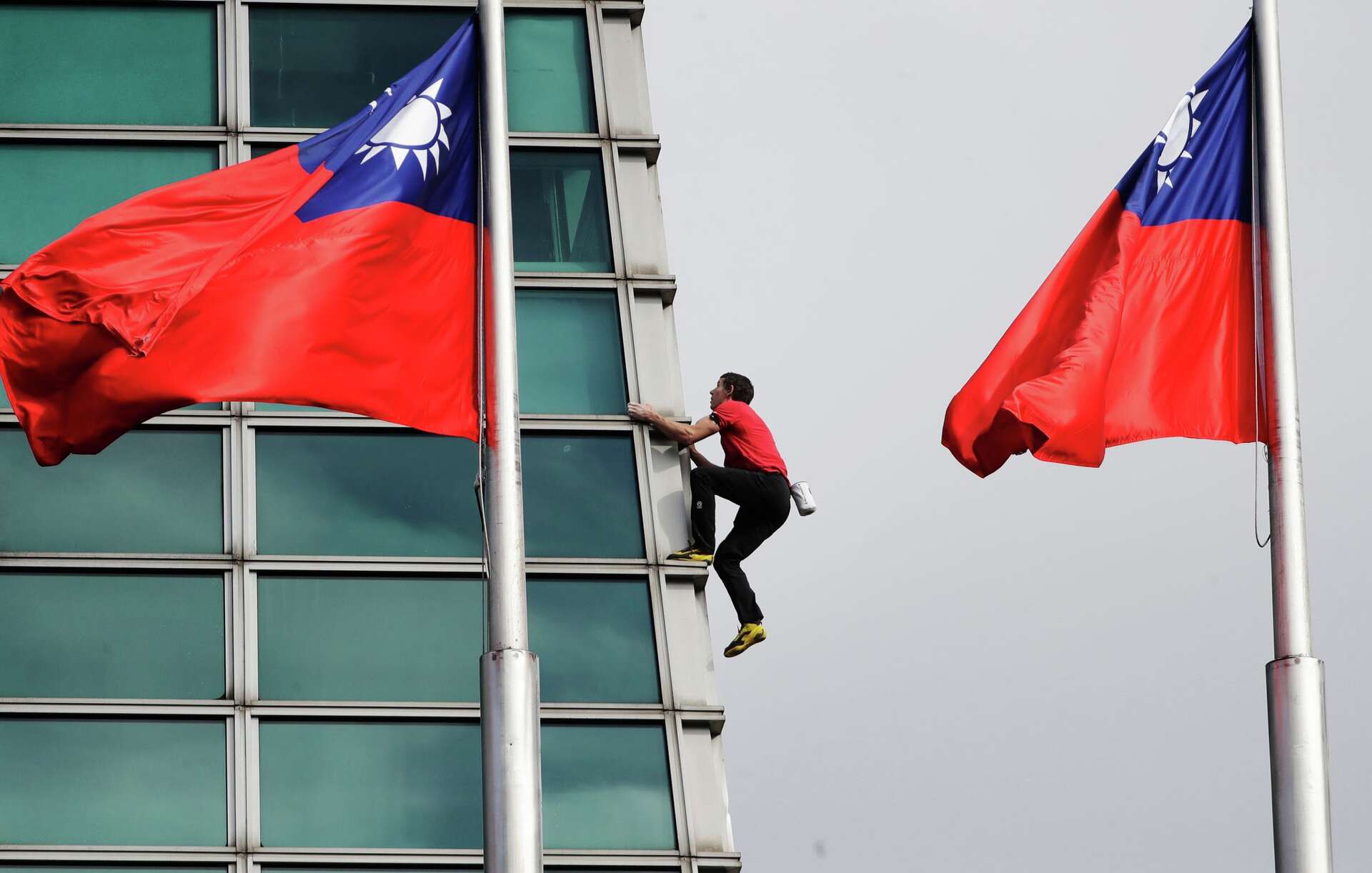 American rock climber Alex Honnold reaches top of Taipei 101 skyscraper ...
