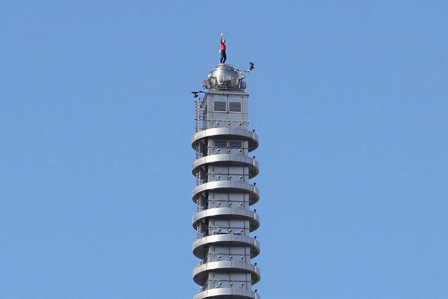 American rock climber Alex Honnold reaches top of Taipei 101 skyscraper ...