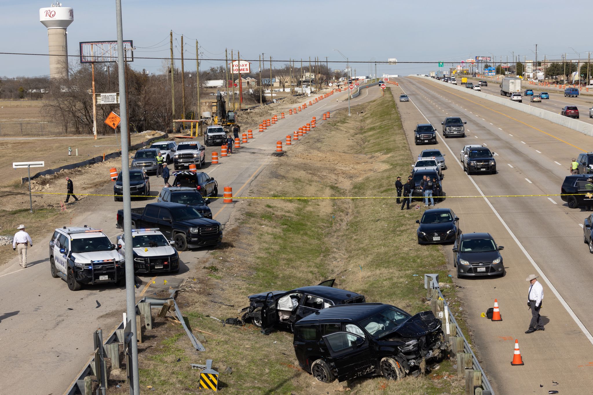 Dallas police pursuit ends in crash, officer shooting fugitive on I-35E