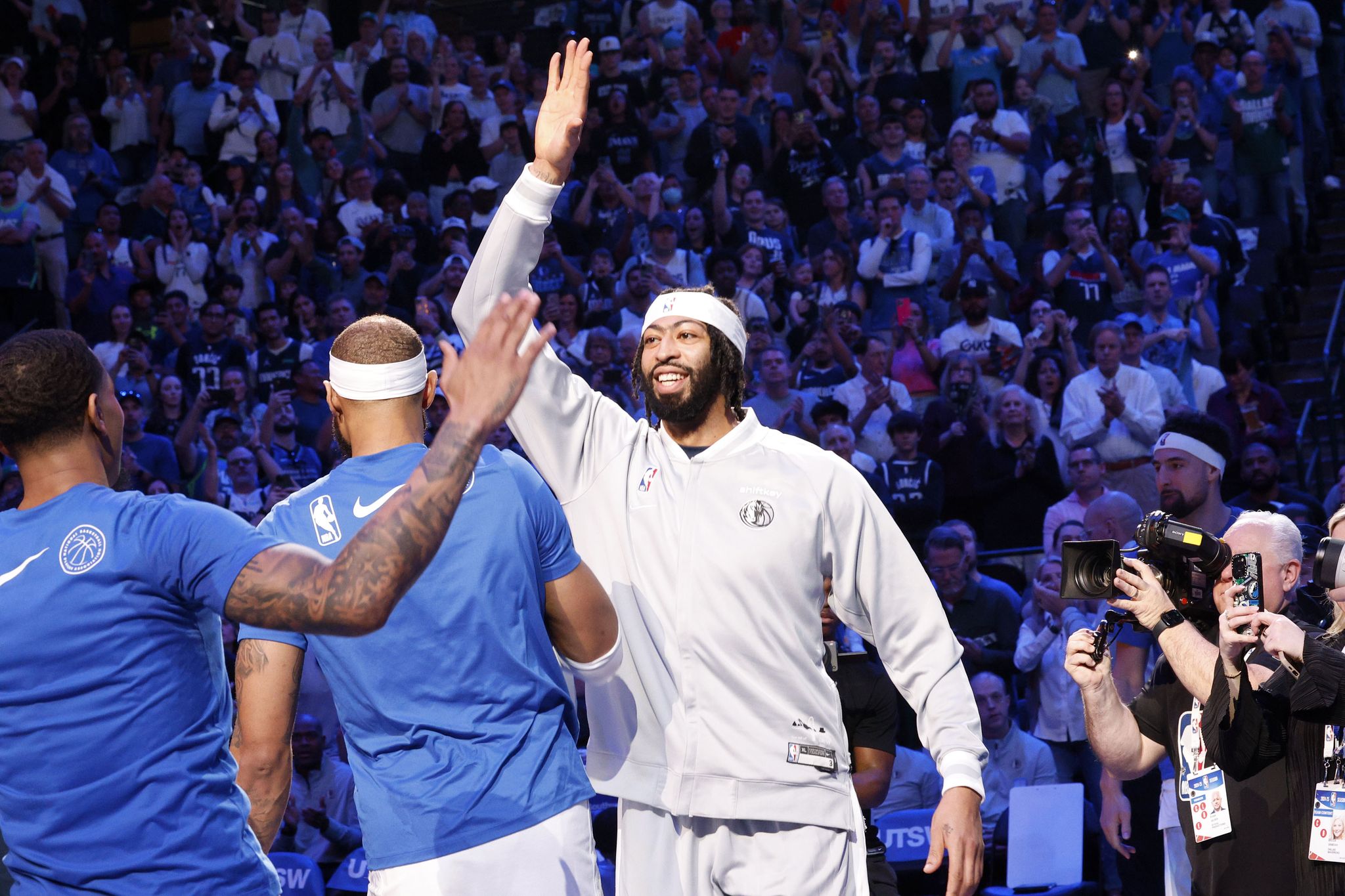 Mavericks provide injury updates for Davis, Lively and Gafford