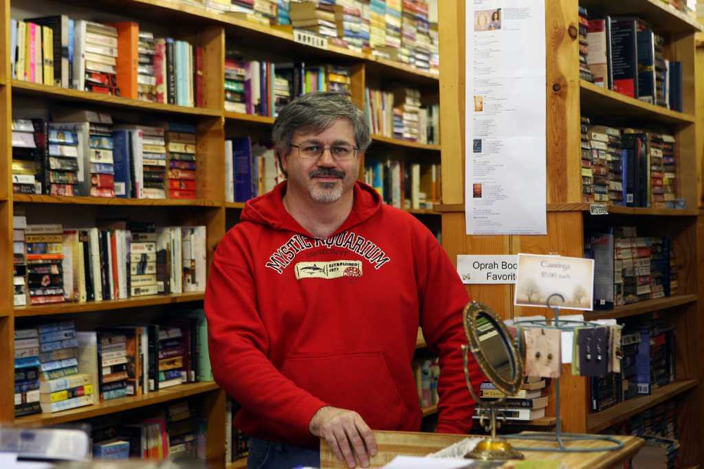 Bibliophile turns page in Monroe