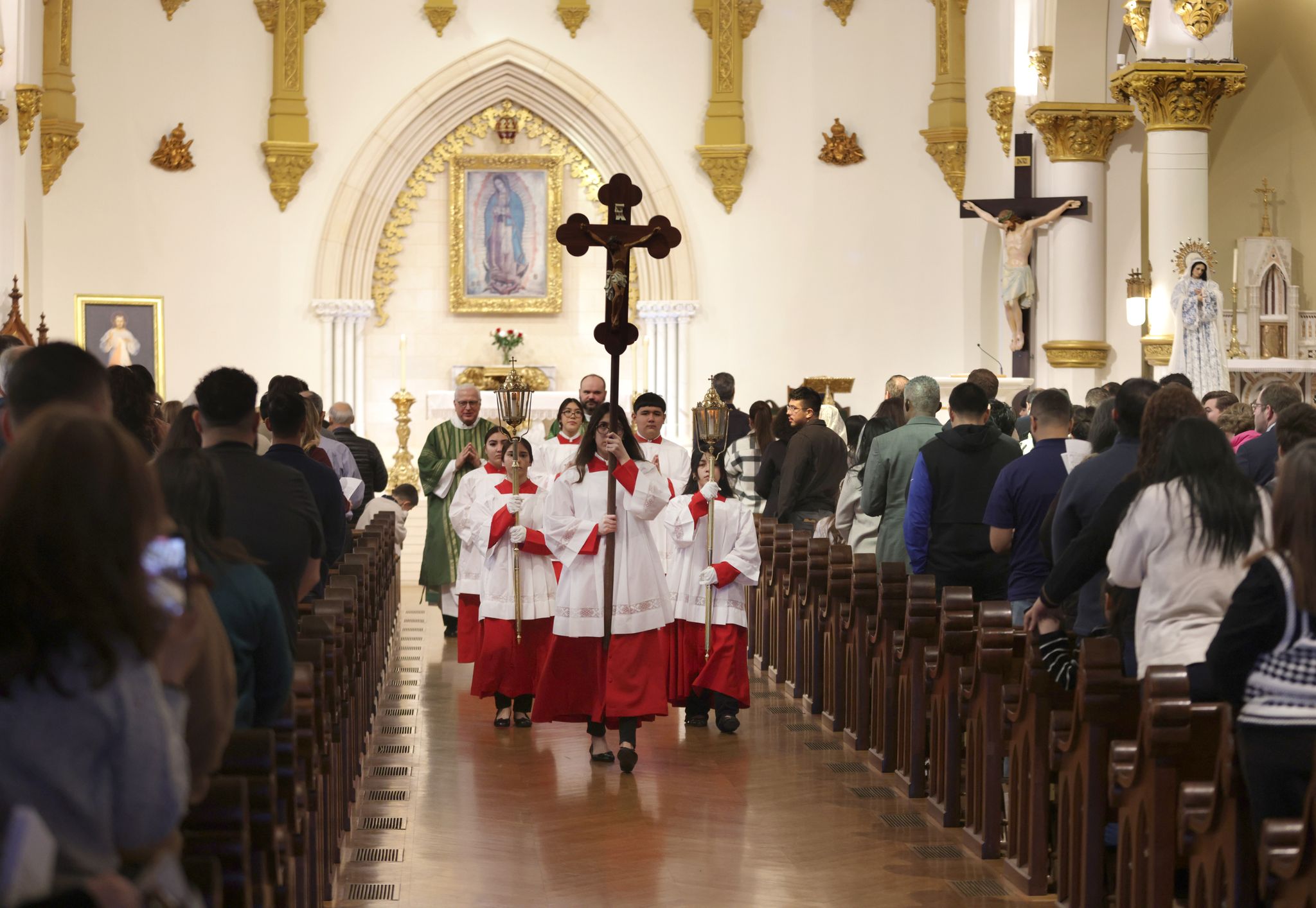 Pope Francis: Dallas faithful pray for beleaguered pontiff