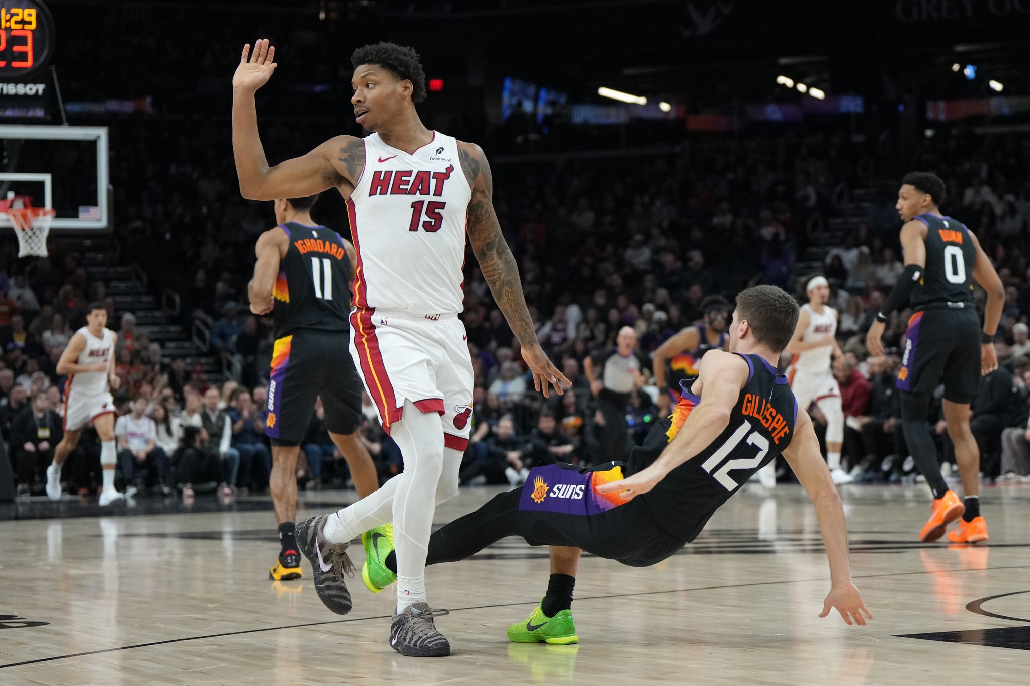 Heat vence 111-102 a Suns con 22 puntos de Adebayo en un partido de ...