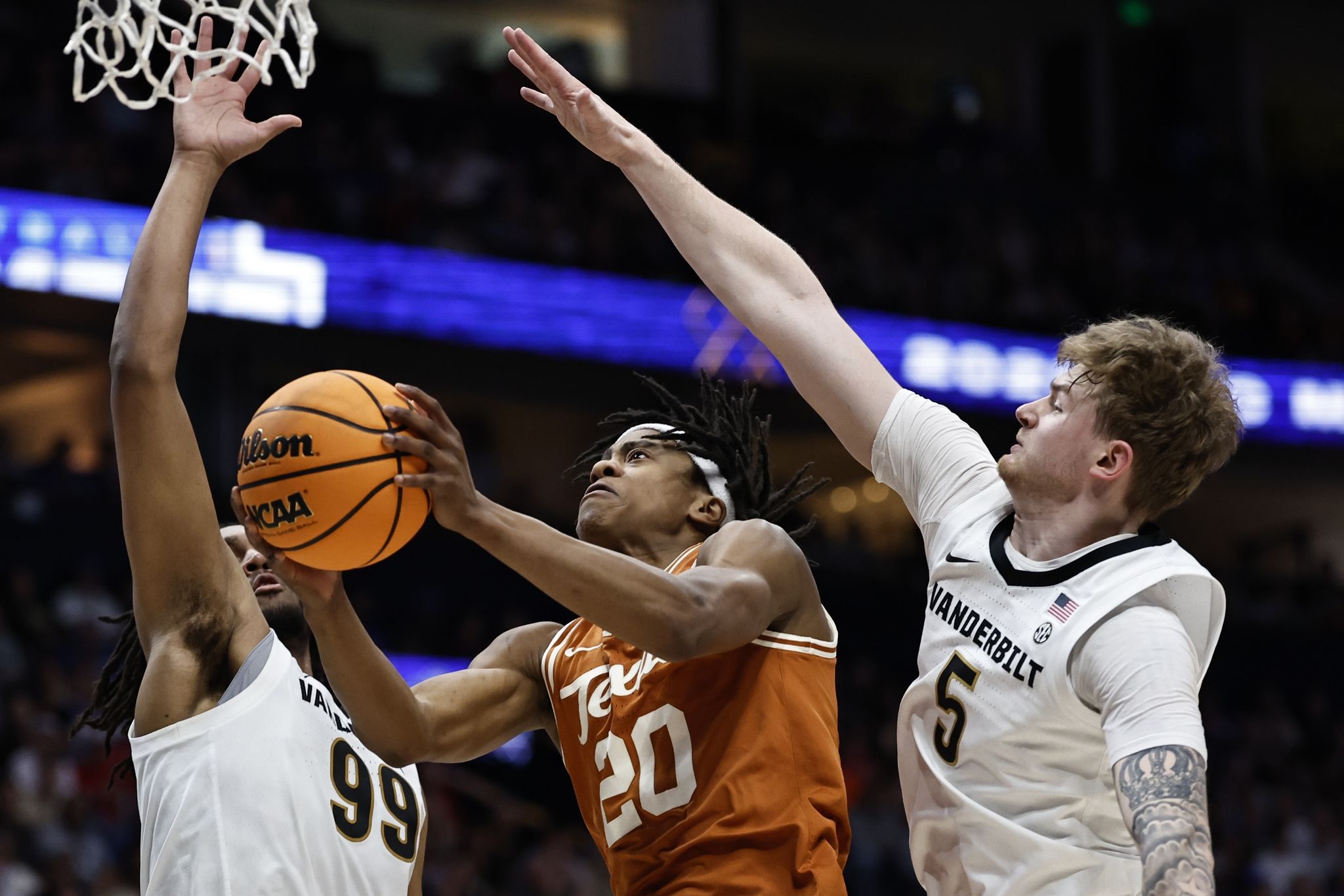 Tramon Mark, Tre Johnson power Texas past Vanderbilt in SEC tournament