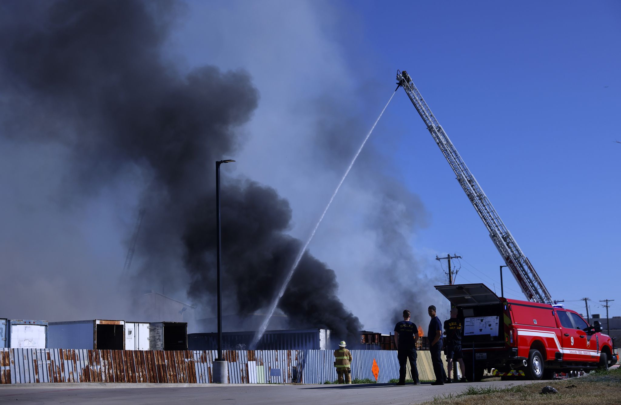 Fire at West Dallas recycling plant sends plume of thick, black smoke ...