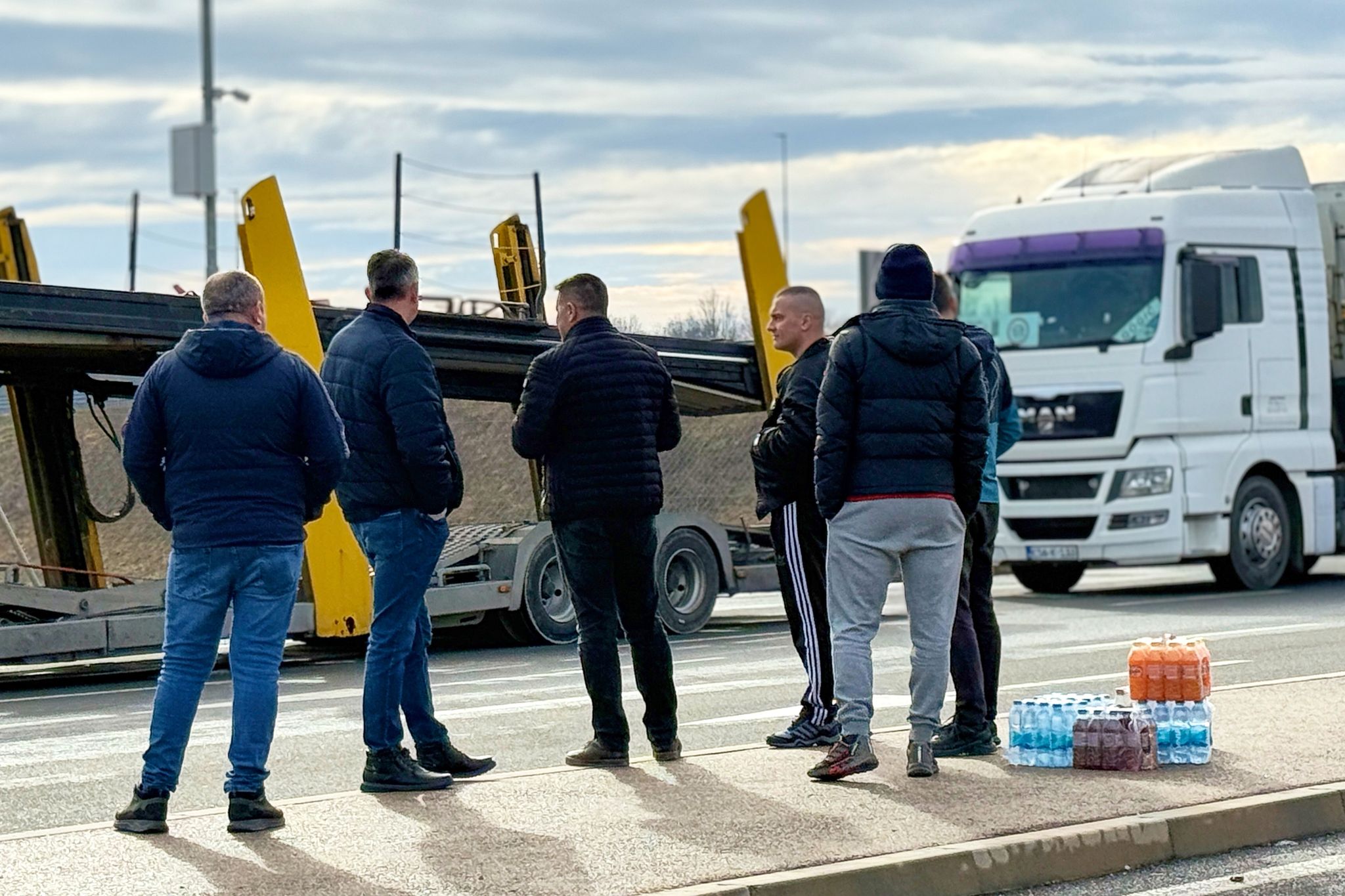 Balkan truck drivers block cargo border crossing in protest of EU entry ...