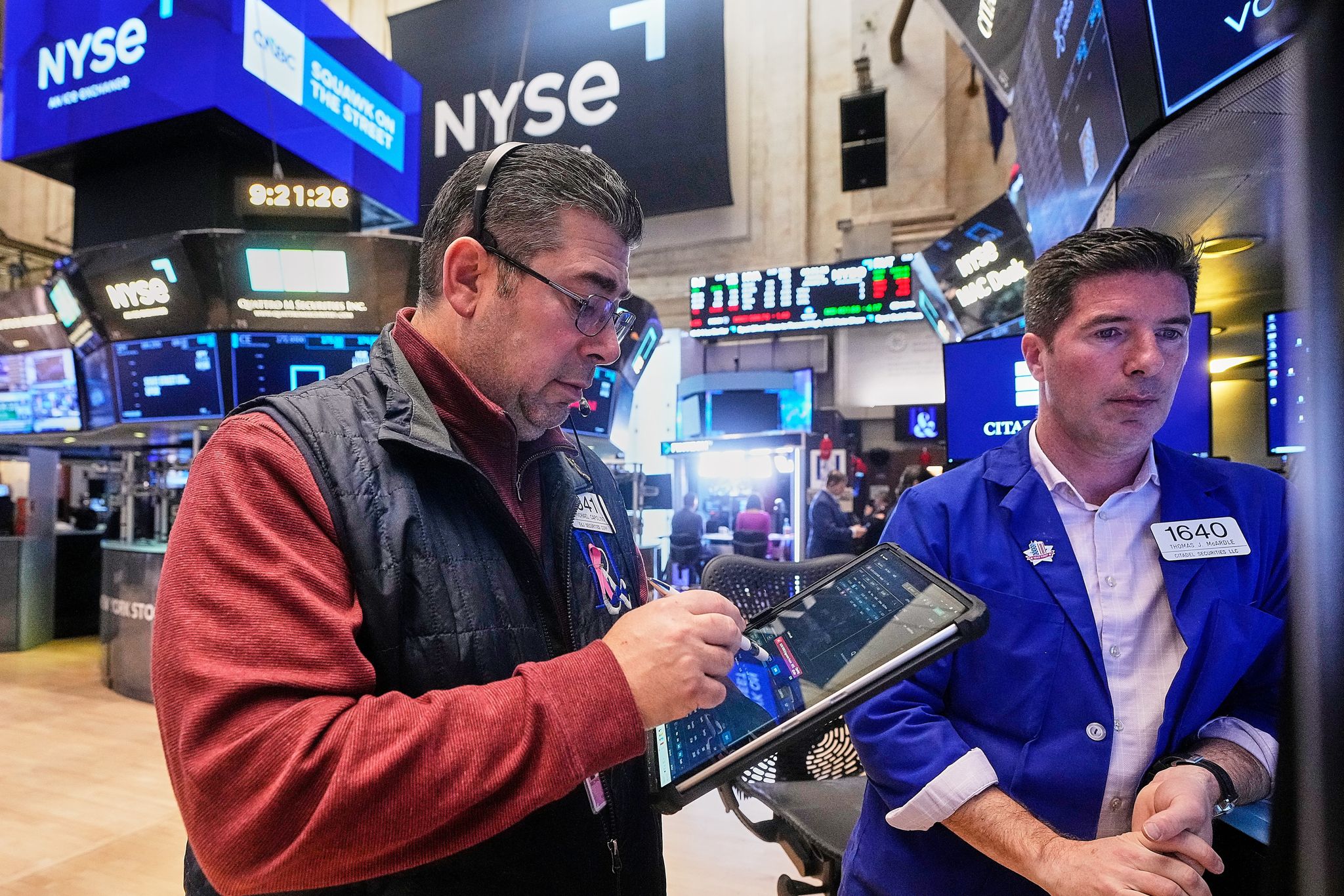 US stocks rise as gold hits another record and the dollar's value sinks ...