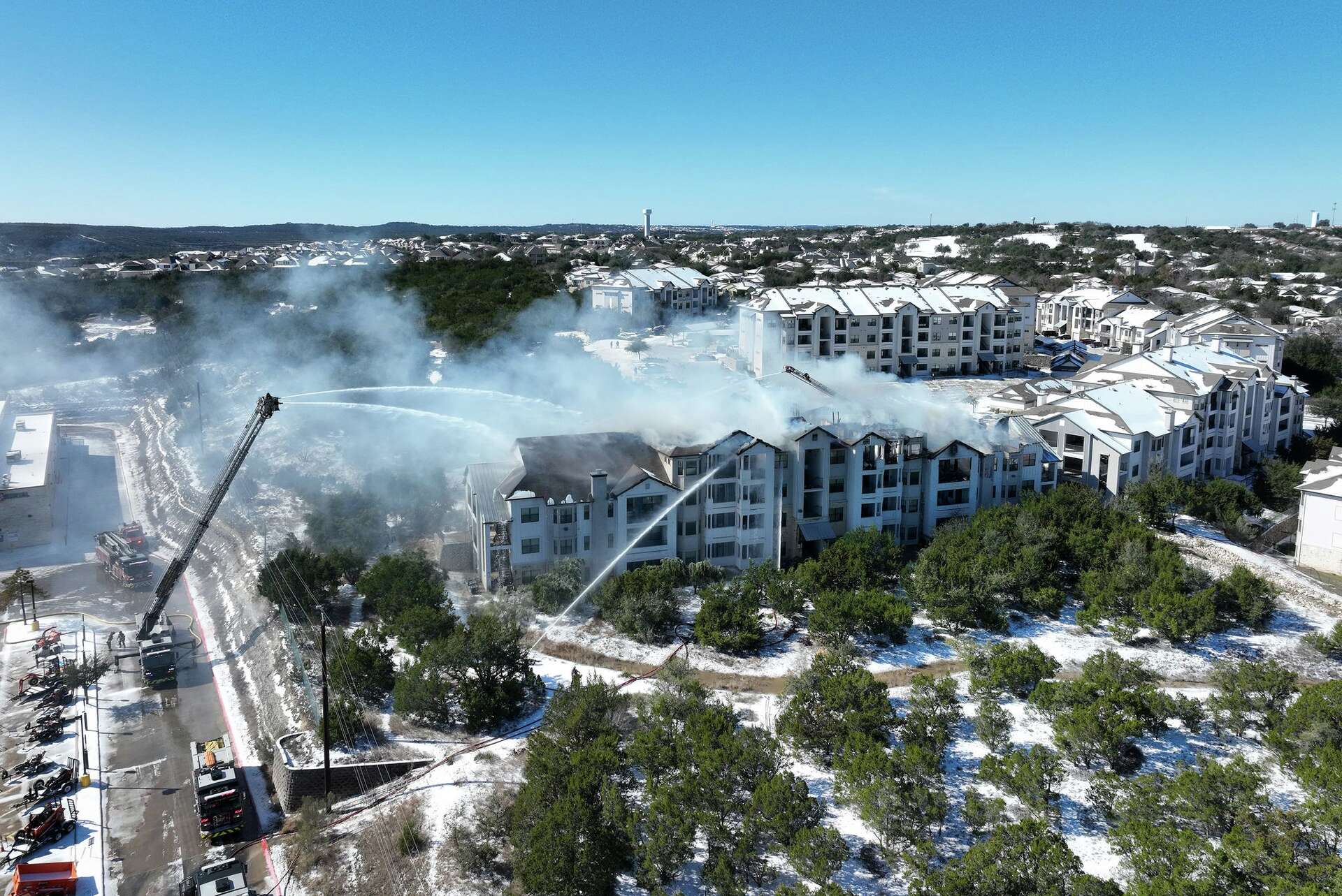 Fire causes partial building collapse at Bee Cave apartments