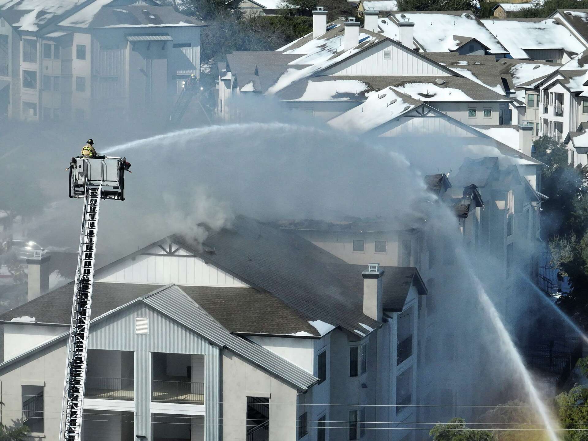 Fire causes partial building collapse at Bee Cave apartments
