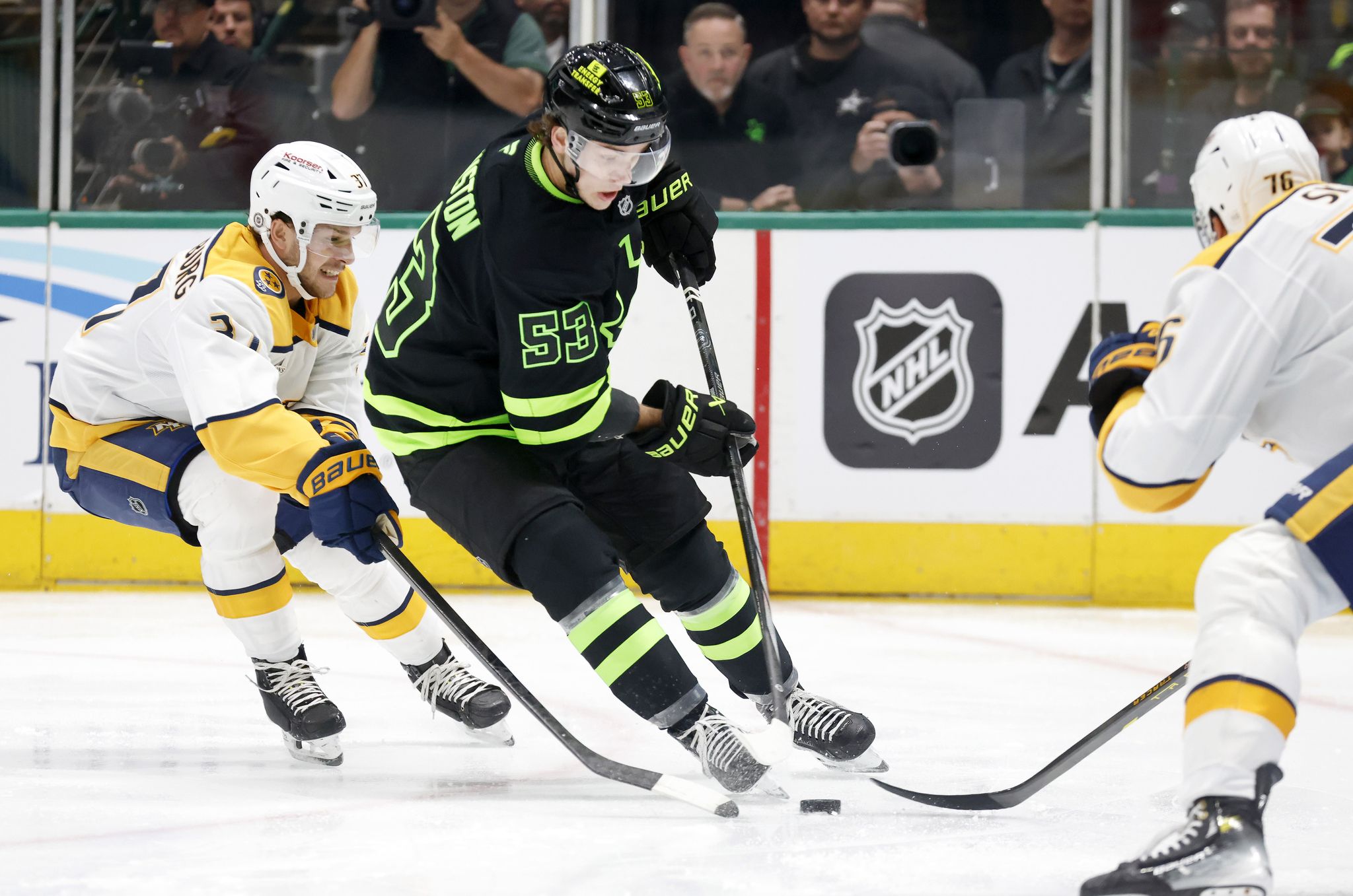 Stars extend winning streak behind five-goal surge vs. Predators