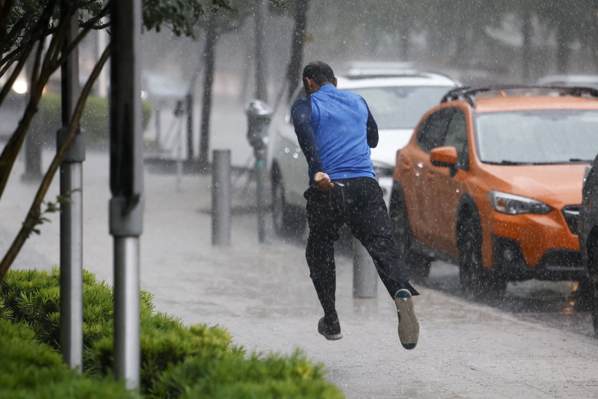 Dallas storms: Heavy rain moves in, flash flood warnings issued