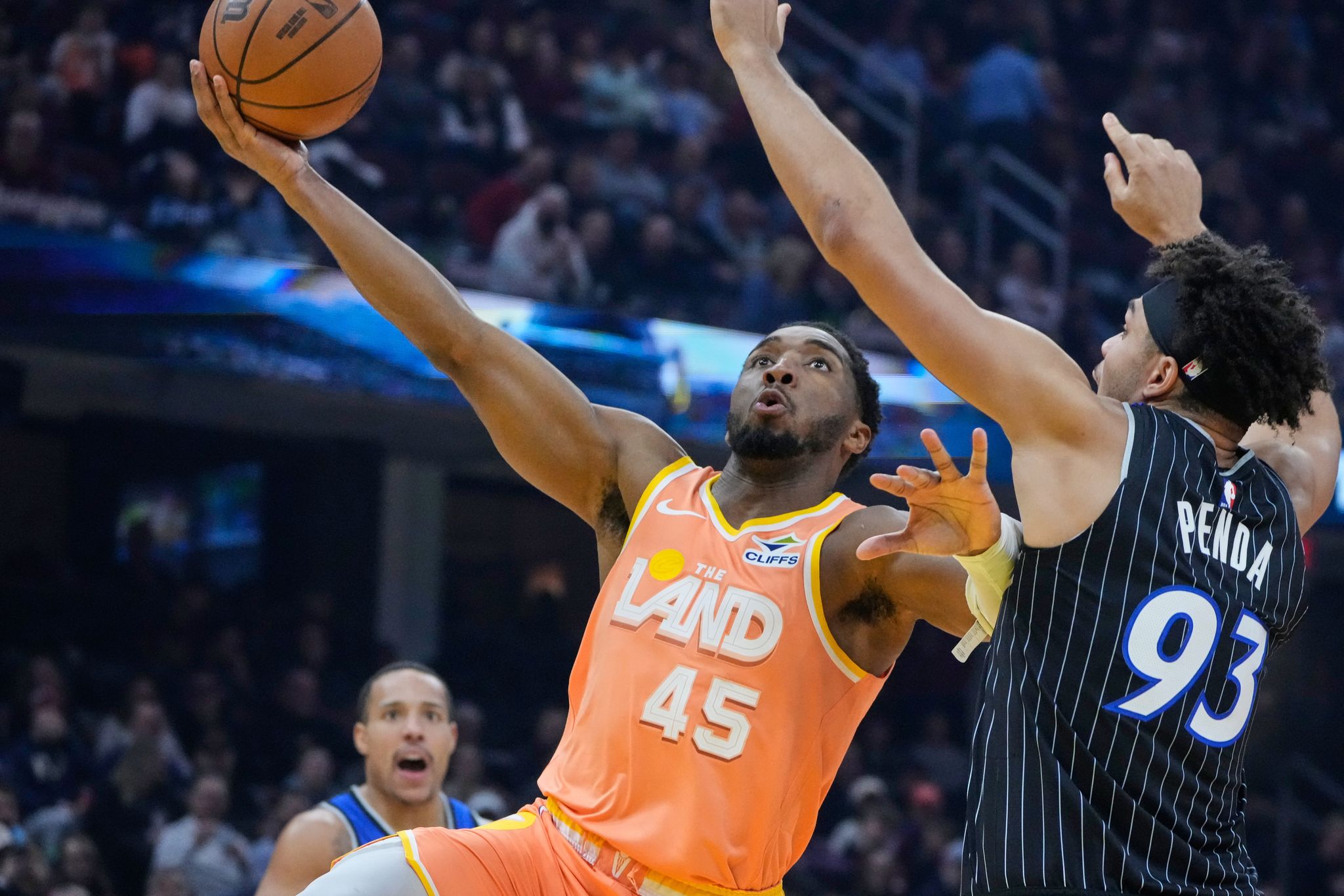 Mitchell anota 45 puntos y Cavaliers vencen 114-98 a Magic para su ...