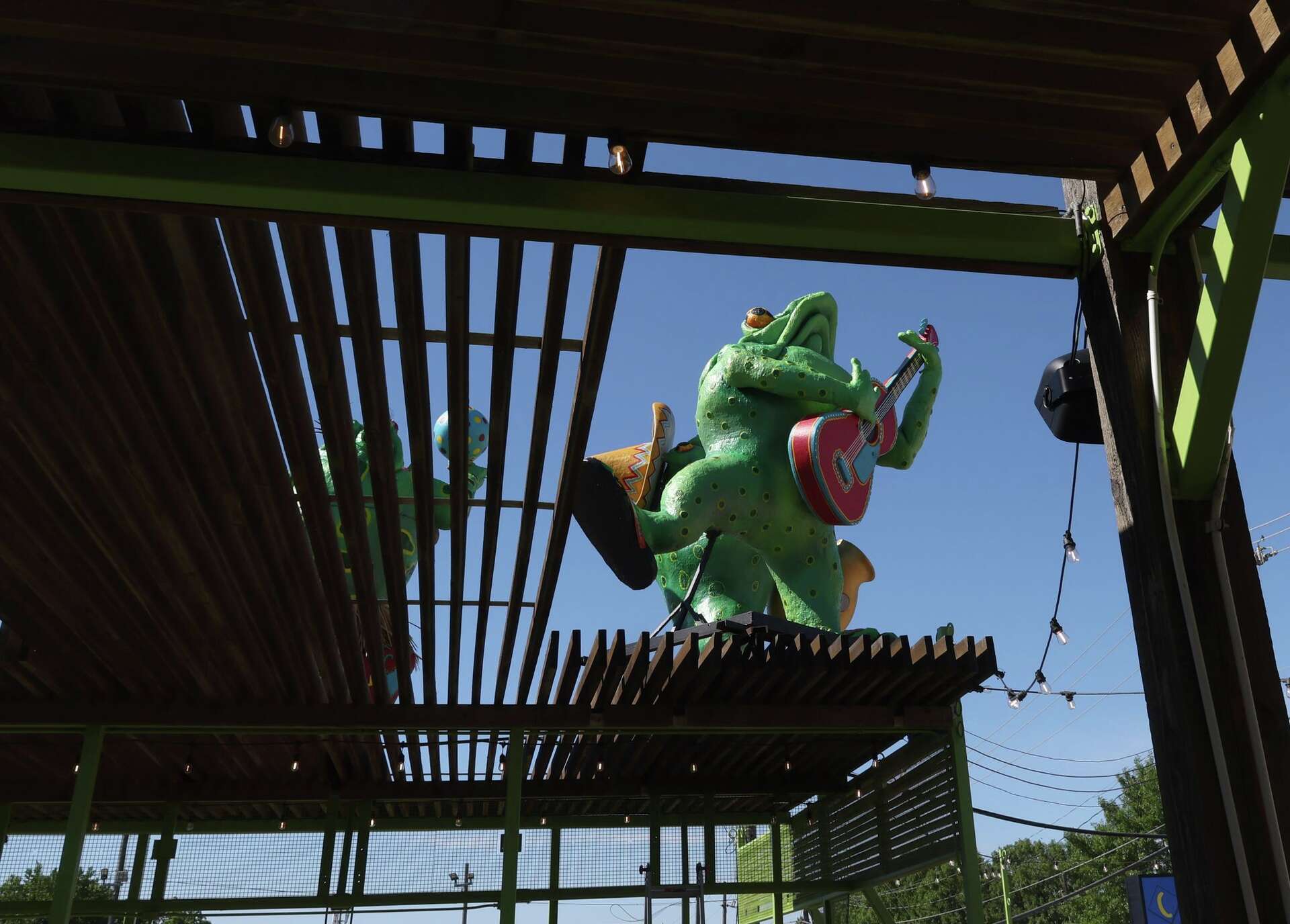 Tango Frogs art returns to Dallas' Greenville Avenue