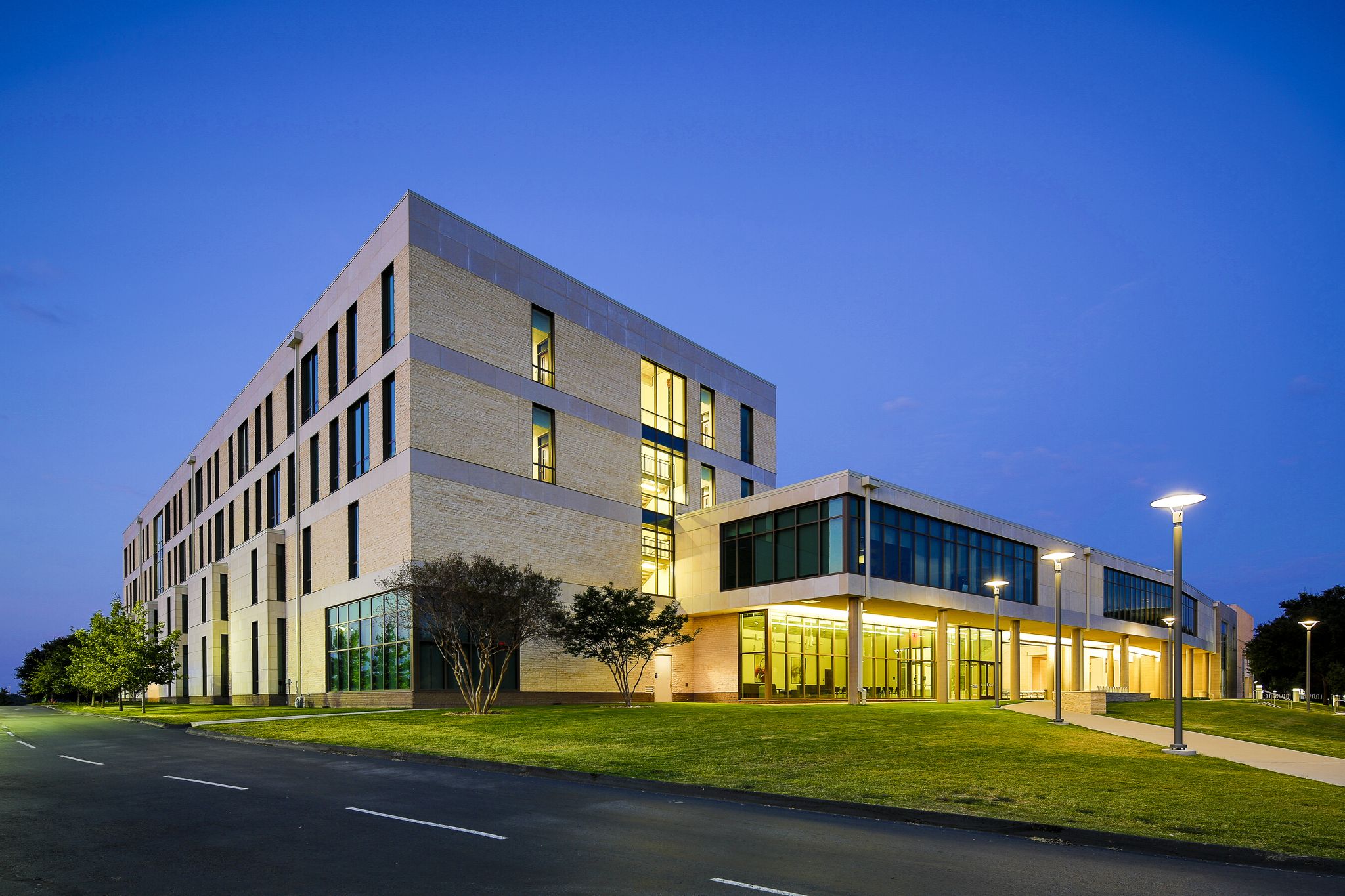UT Dallas MBA program strengthens national reputation with rankings surge