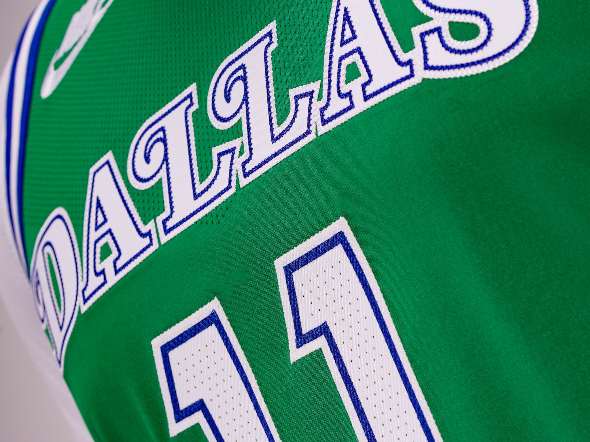 When will Dallas Mavericks wear throwback Hardwood Classic uniforms?