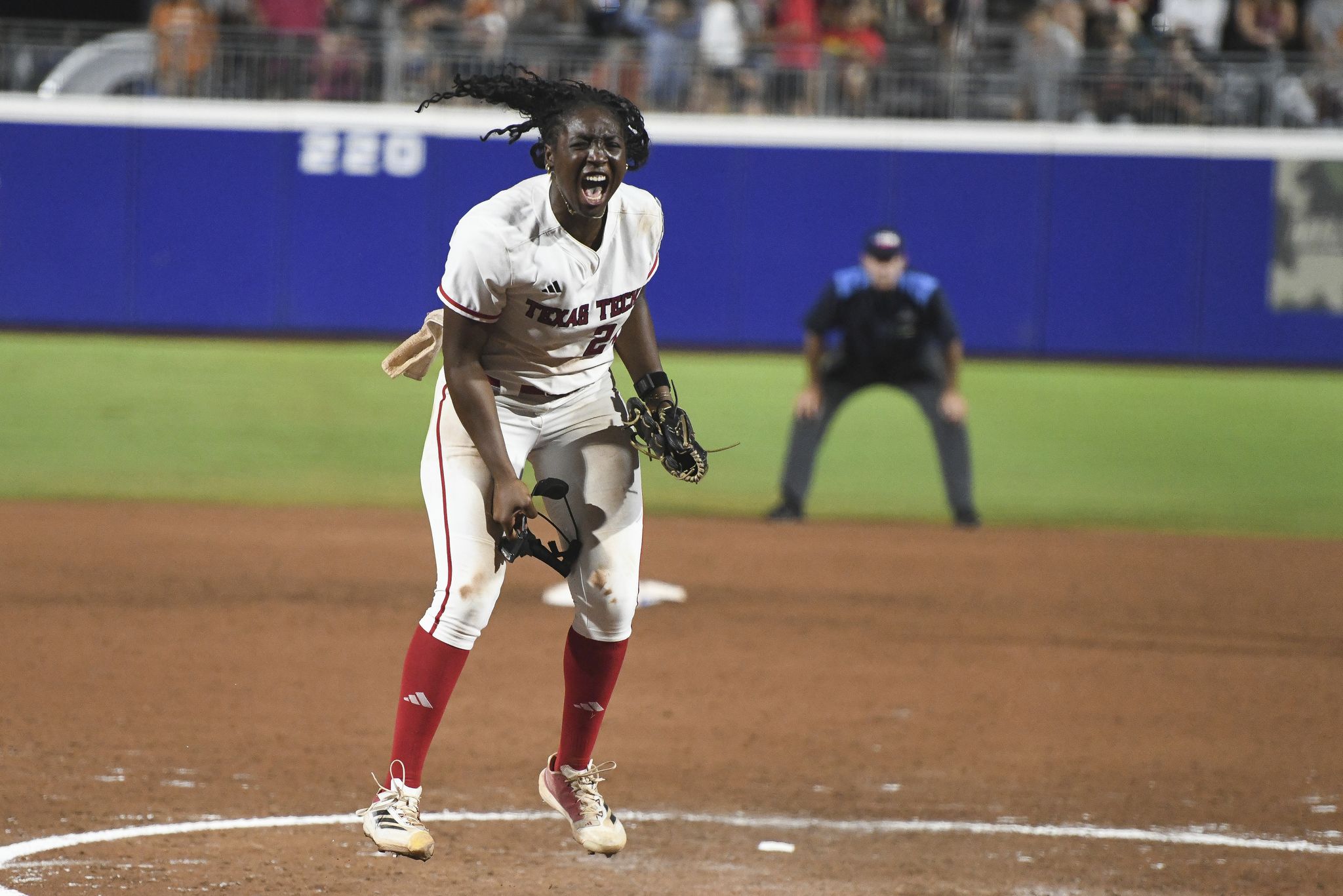 Texas Tech holds off Texas' rally, forces decisive Game 3 in WCWS