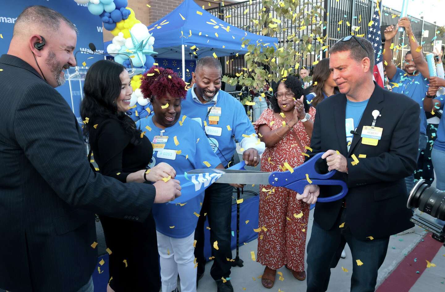 Walmart opens new store in hot area of D-FW