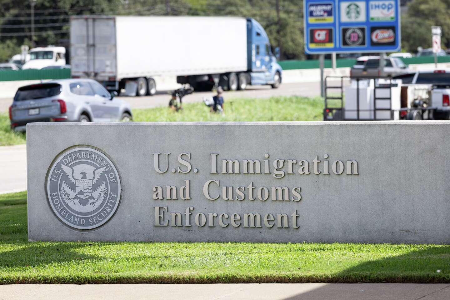 Dallas police change immigration enforcement rules after Abbott threat