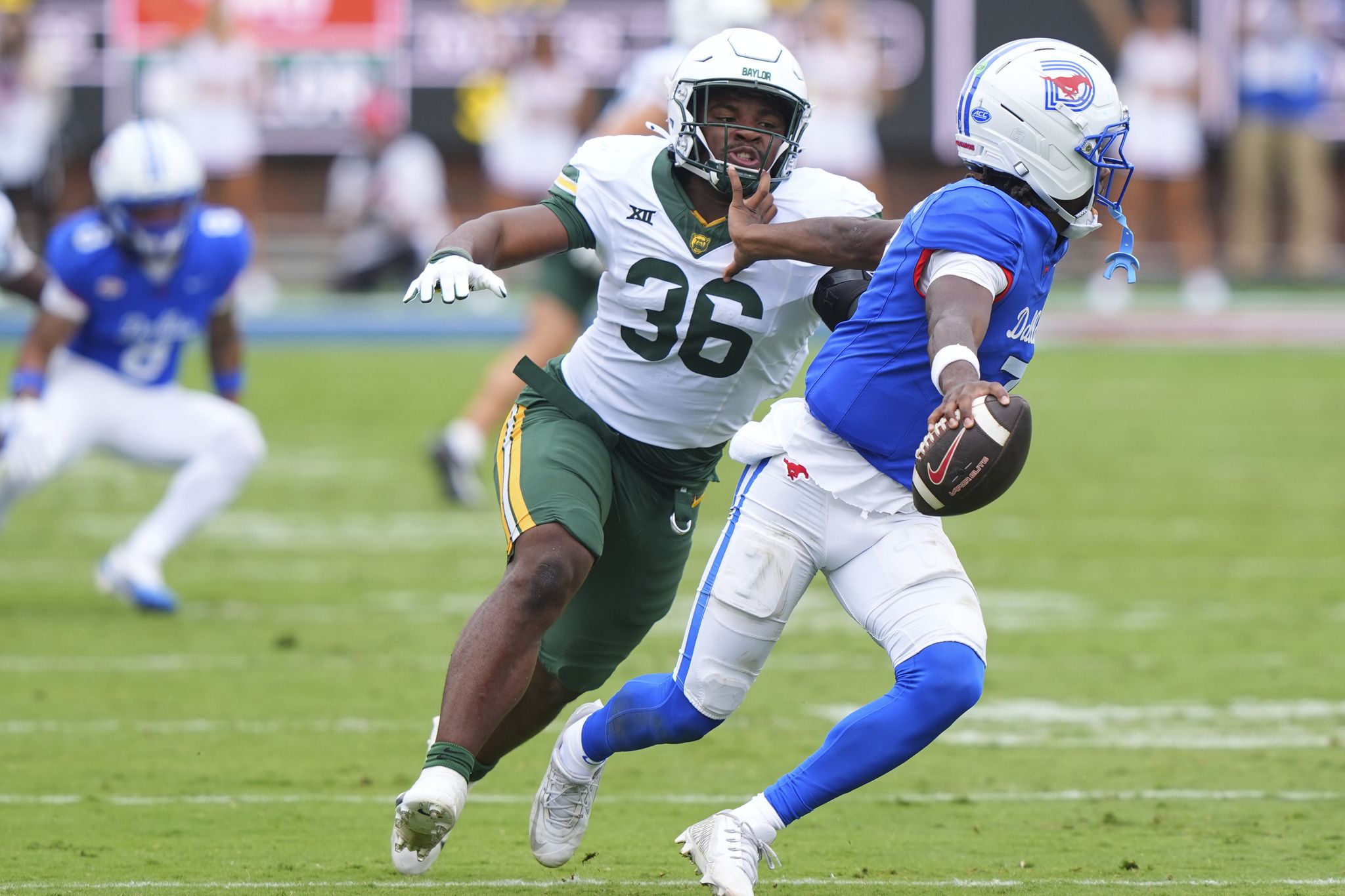 Watch: Baylor's Travion Barnes hypes up teammates after injury