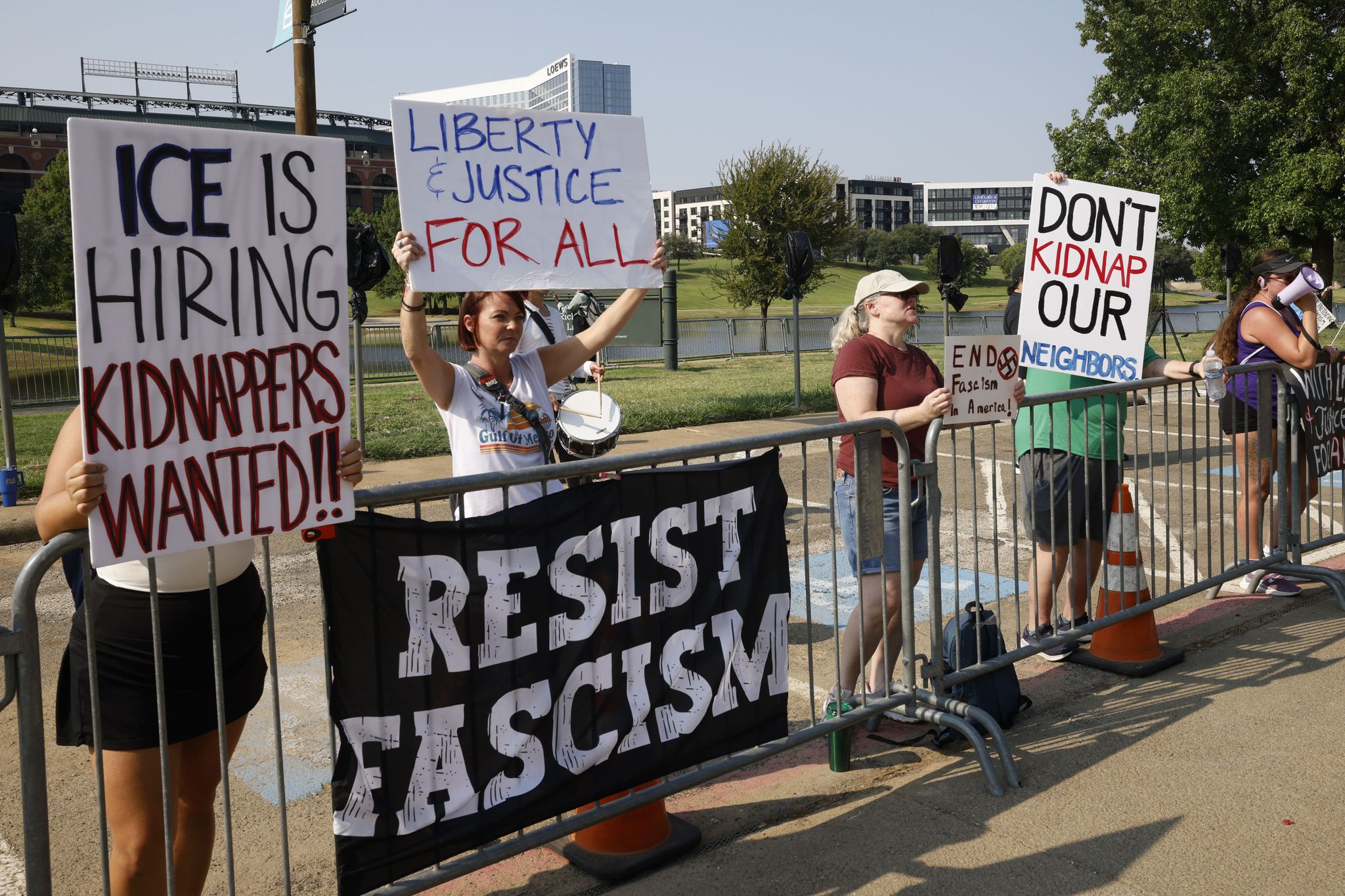 ICE recluta 1,000 oficiales en evento en Arlington; afuera, decenas ...